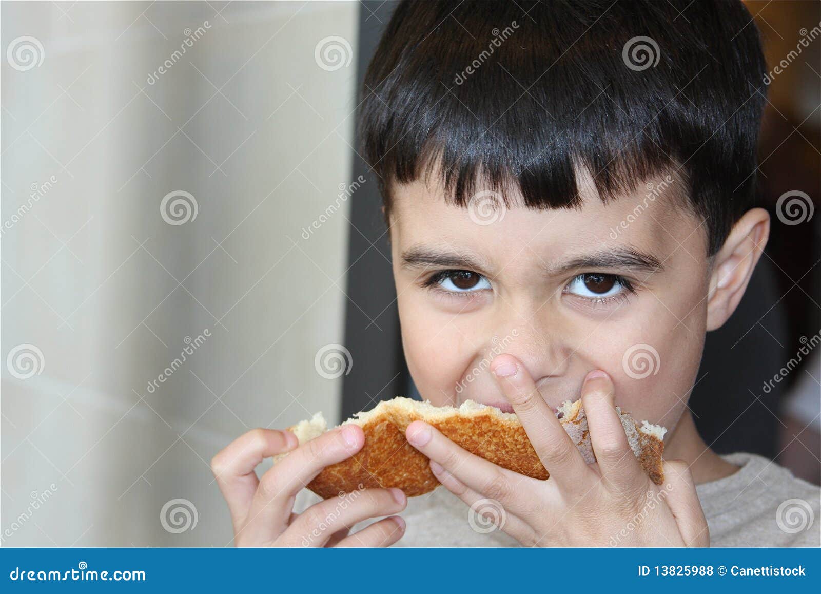 Muchacho hambriento foto de archivo. Imagen de cabrito - 13825988