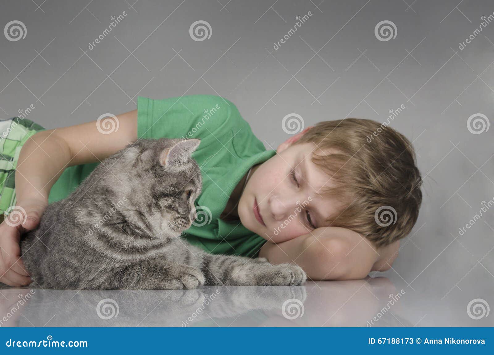 Muchacho Hermoso Con Un Gato Lindo Imagen de archivo - Imagen de ...