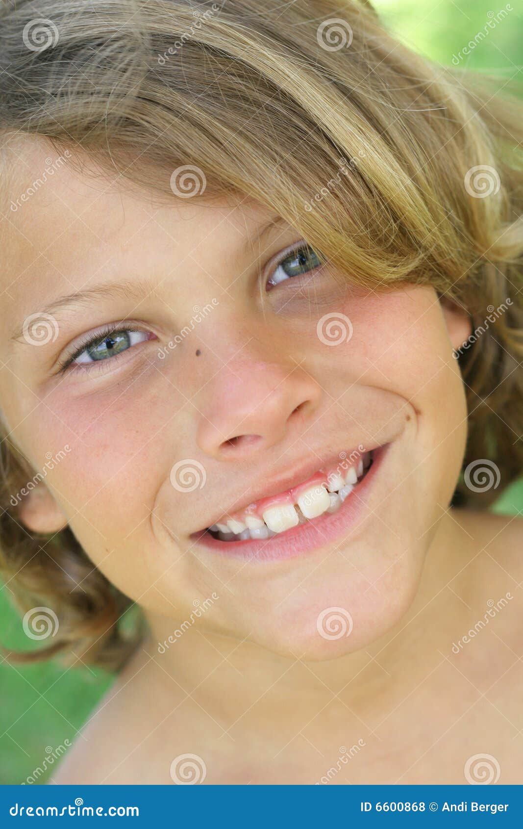 Muchacho Hermoso Que Modela Vertical Del Headshot Foto de archivo ...