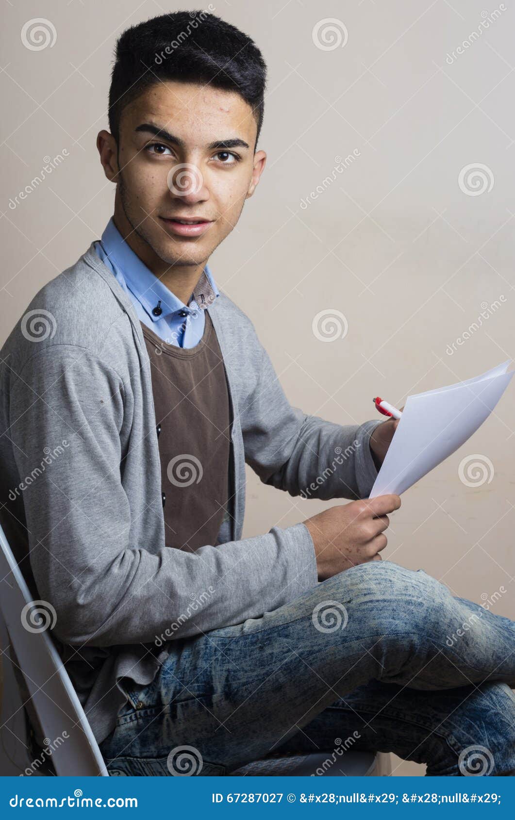 Muchacho Itting En Silla Dentro Del Estudio Imagen de archivo - Imagen ...