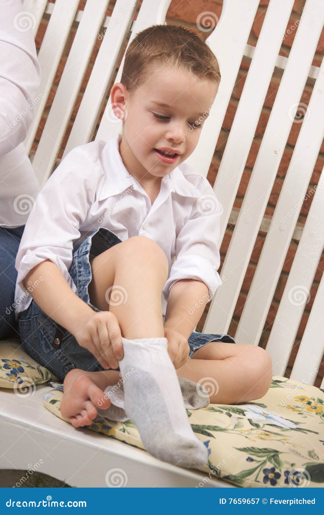 Muchacho Joven Adorable Que Consigue Calcetines Encendido Imagen de ...