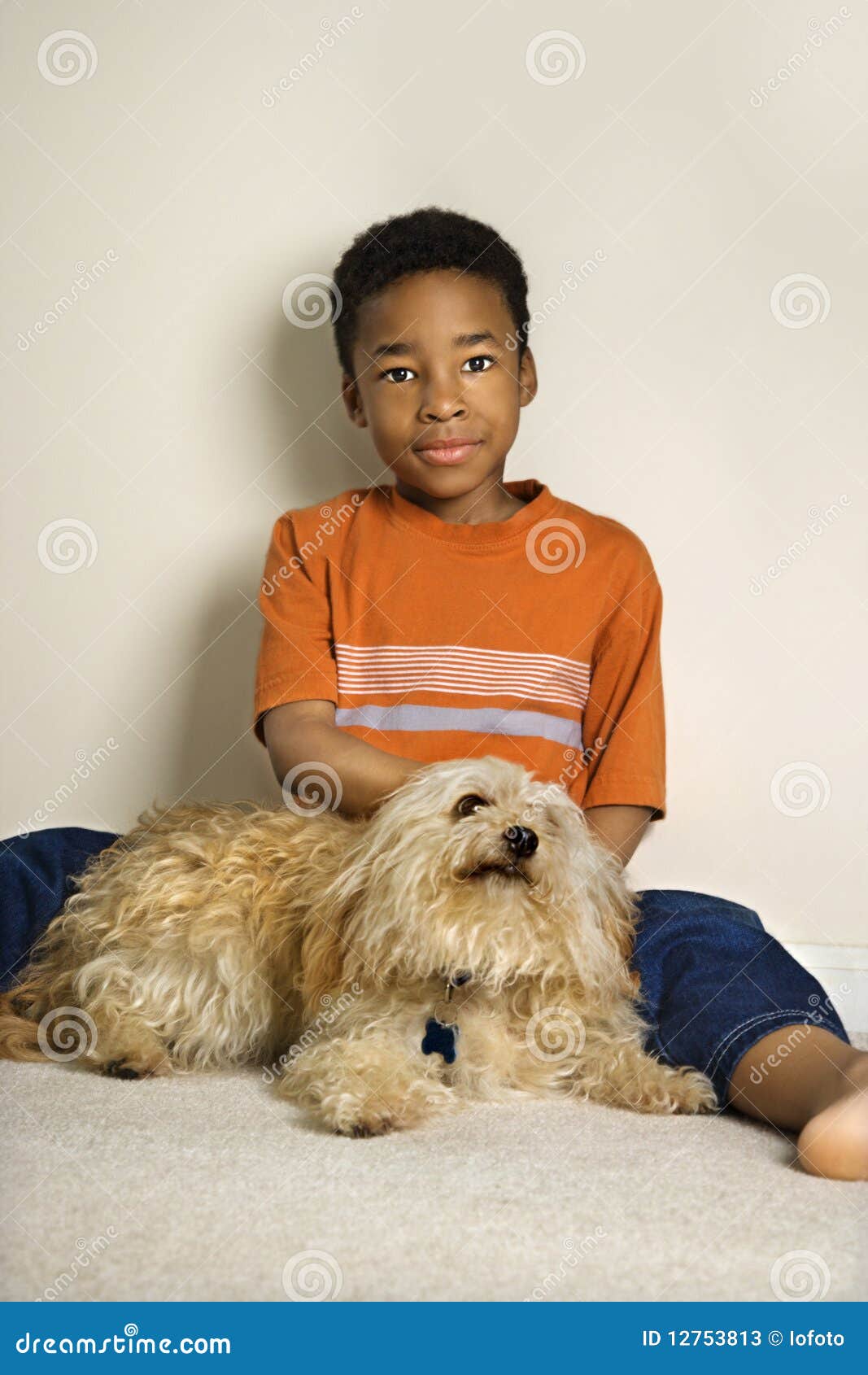 Muchacho Joven Con El Perro Imagen de archivo - Imagen de casa ...