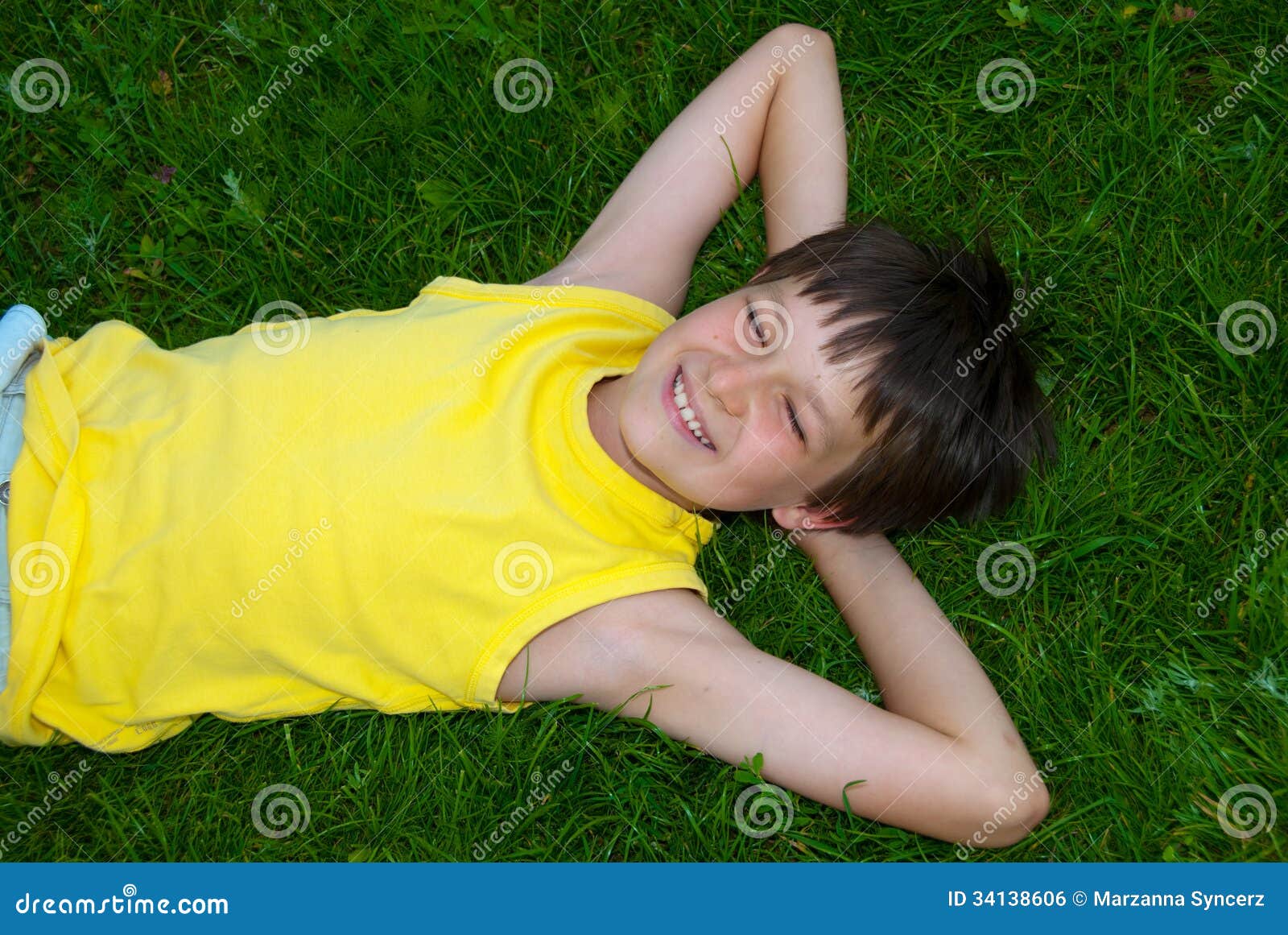 Muchacho Joven Feliz En Hierba Foto de archivo - Imagen de sonriente ...