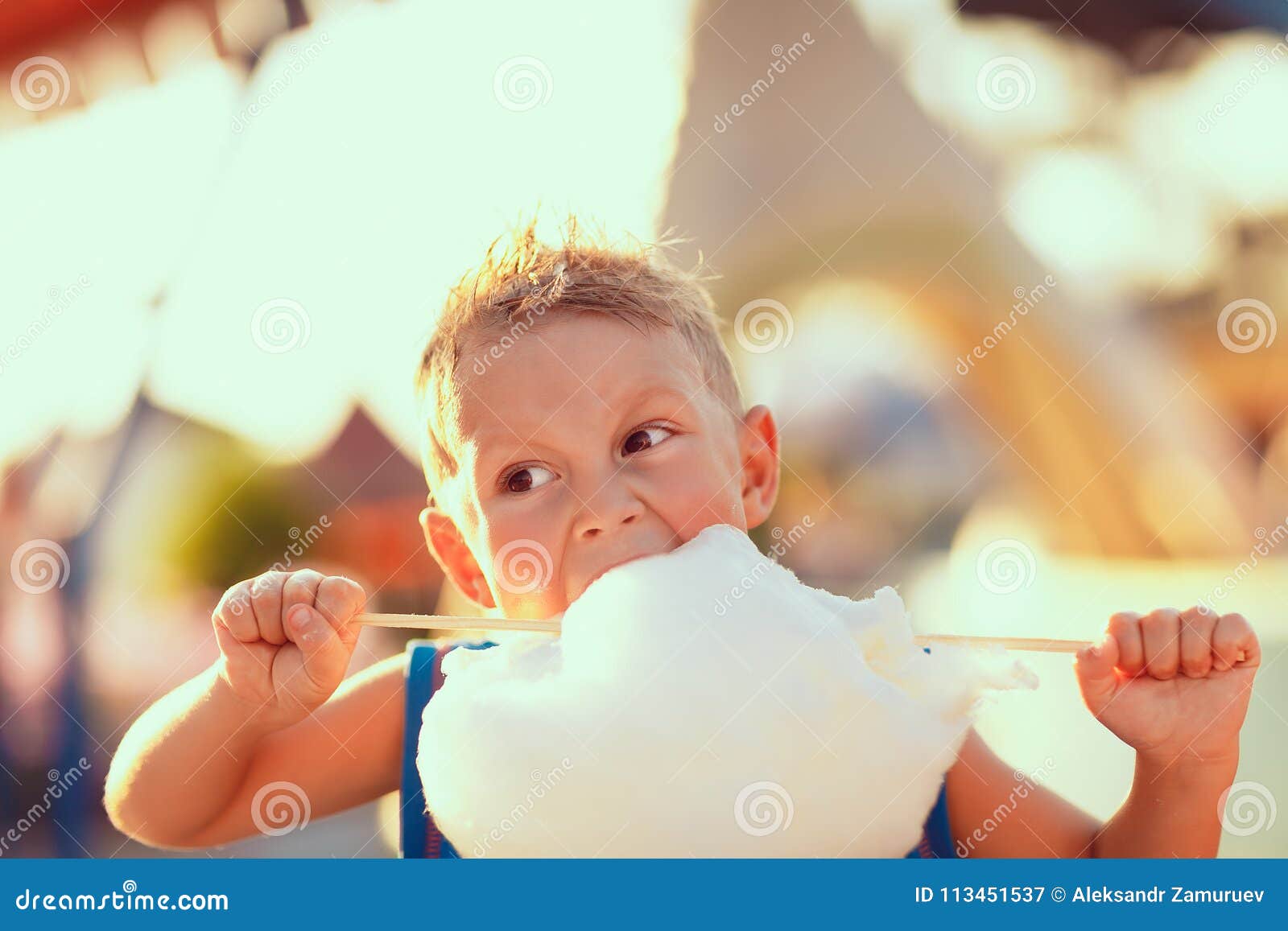 Muchacho Joven Que Come La Seda Del Caramelo Imagen de archivo - Imagen ...