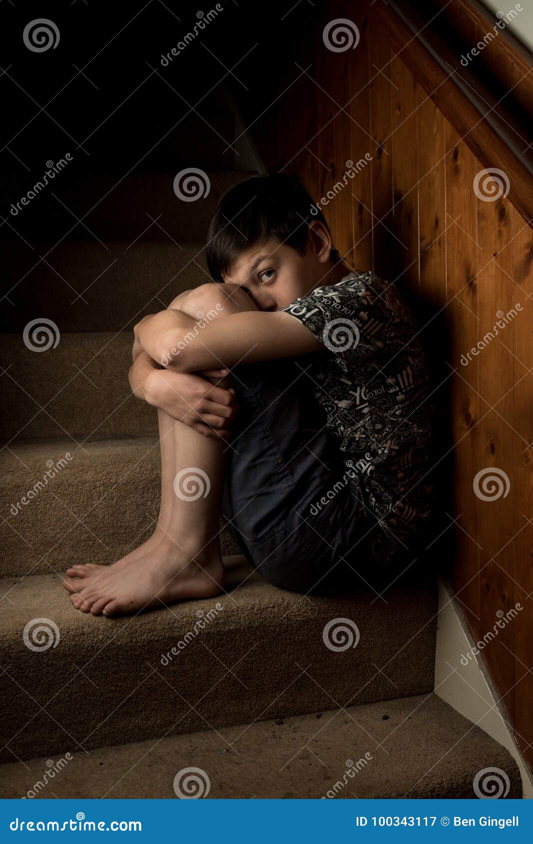 Muchacho joven triste imagen de archivo. Imagen de aterrorizado - 100343117