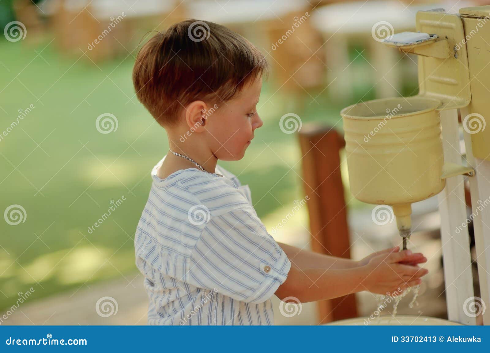 Muchacho lindo imagen de archivo. Imagen de alegre, agua - 33702413