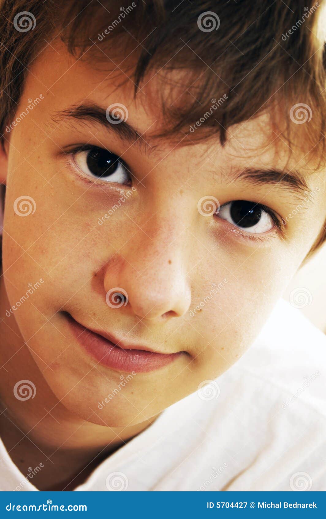 Muchacho lindo imagen de archivo. Imagen de mirando, pelo - 5704427