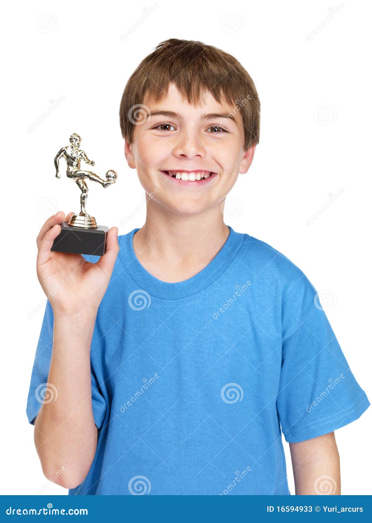 Muchacho Lindo Con Un Trofeo De Los Ganadores Imagen de archivo ...