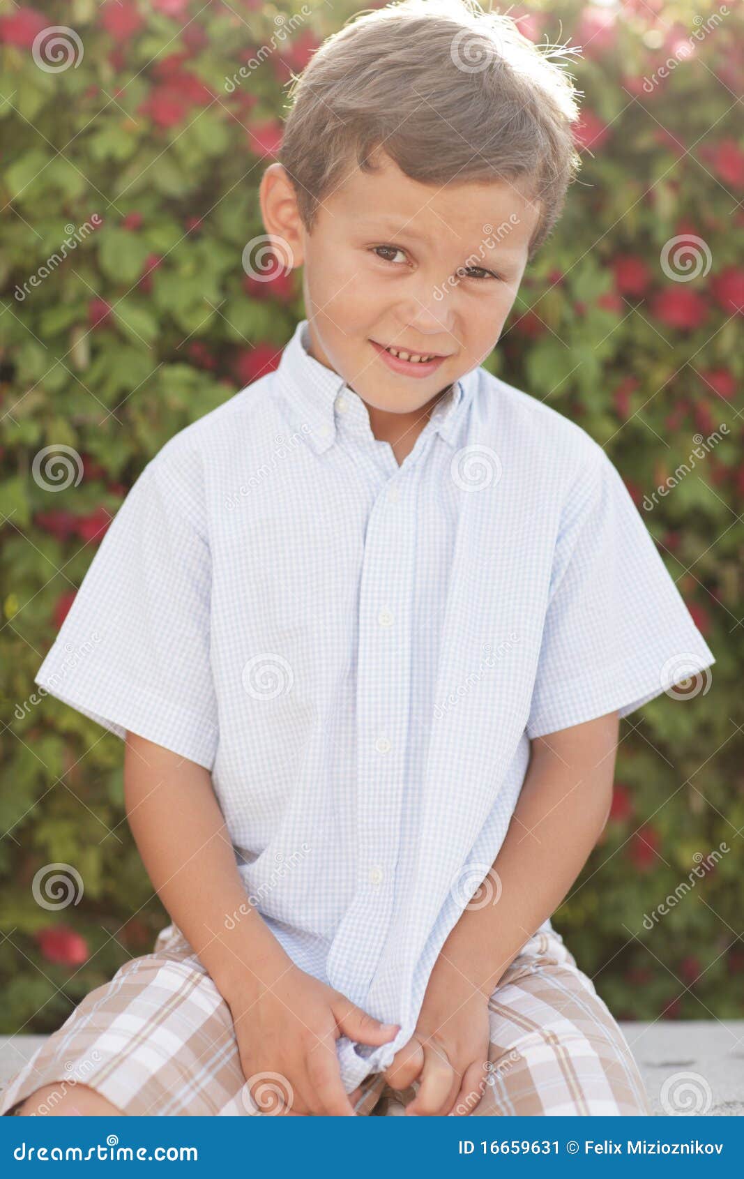 Muchacho Lindo En El Parque Imagen de archivo - Imagen de adorable ...