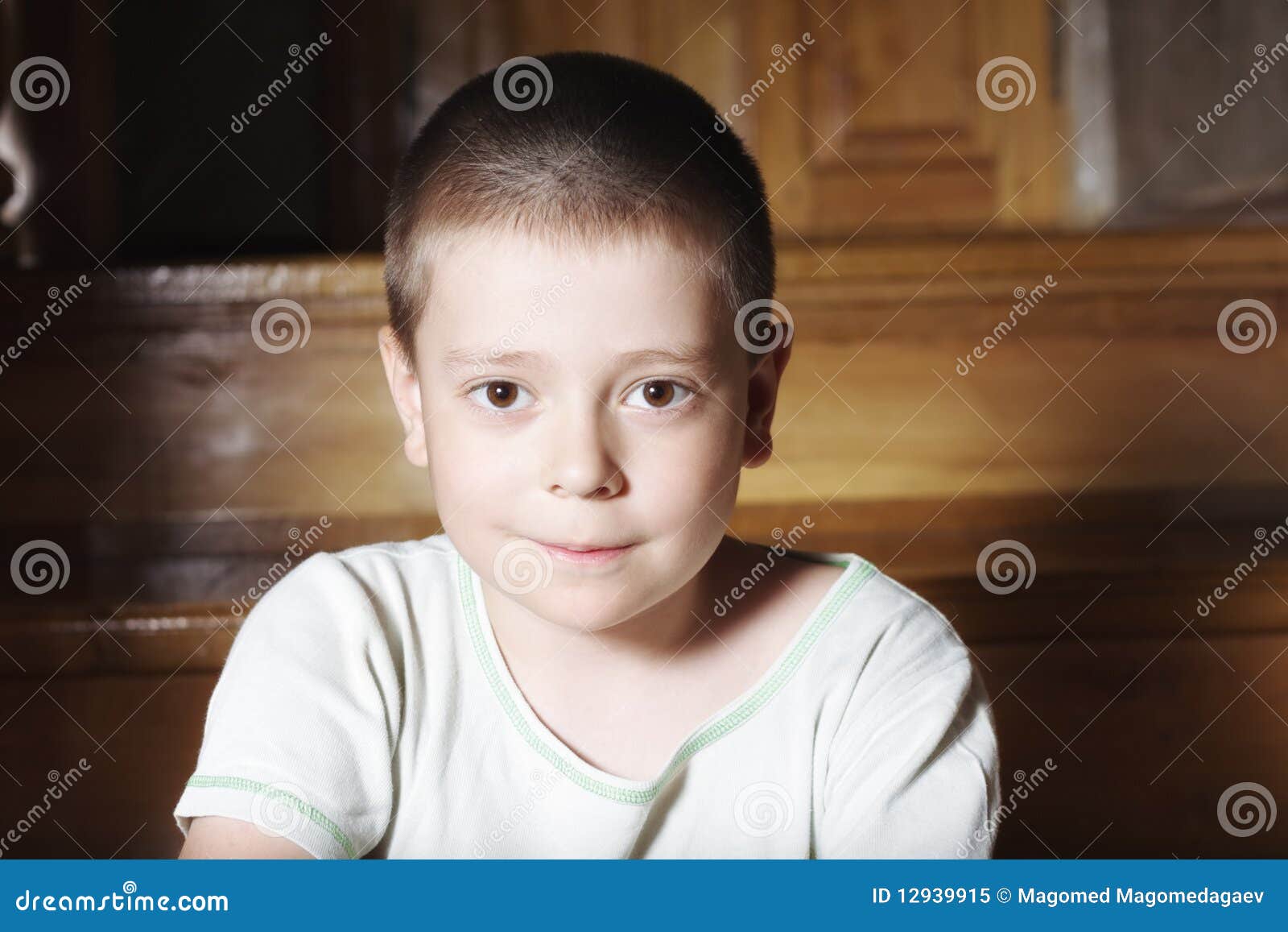 Muchacho Lindo En Pasos De Progresión Imagen de archivo - Imagen de ...