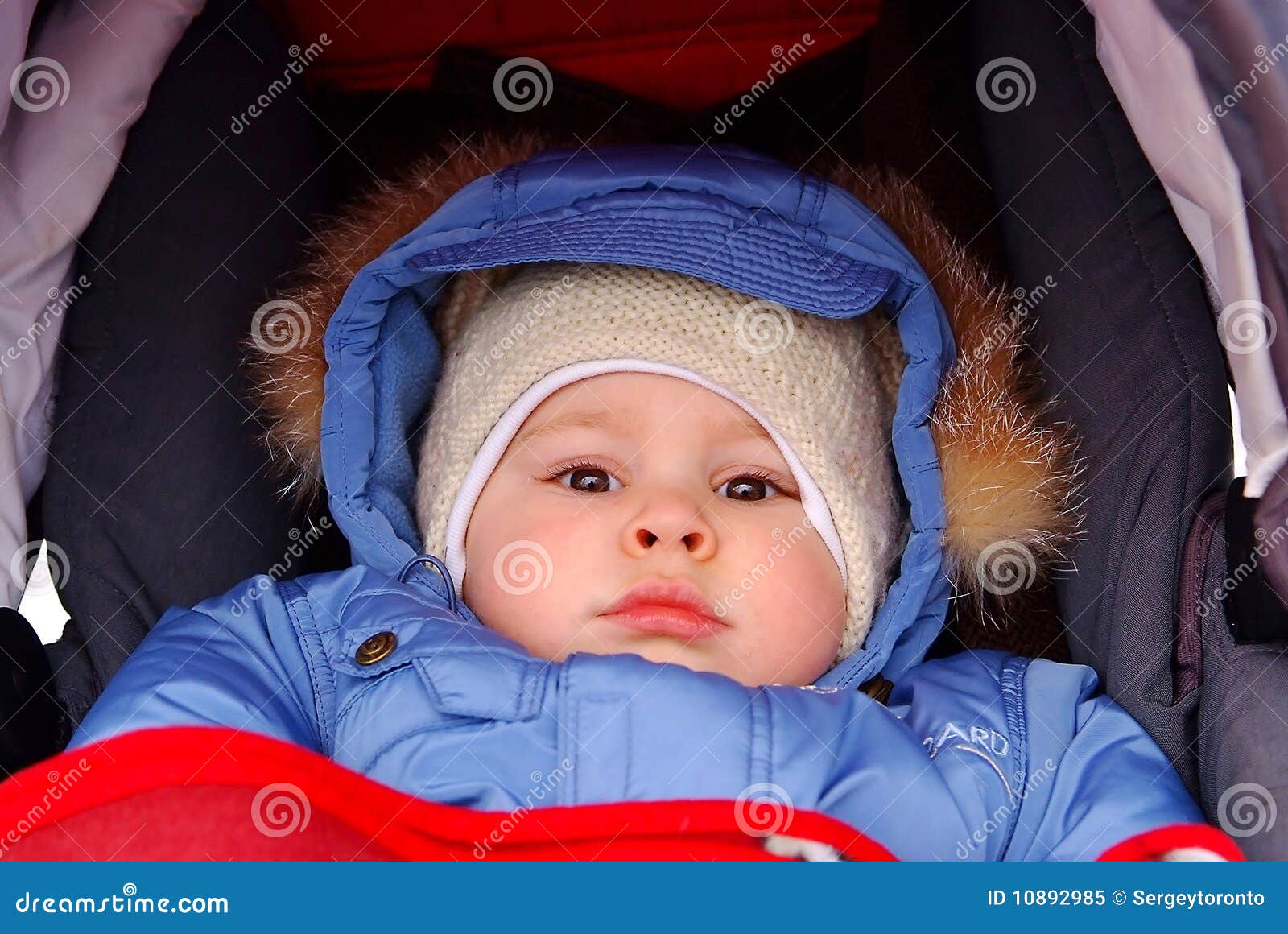 Muchacho Lindo En Ropa Del Invierno Imagen de archivo - Imagen de lindo ...