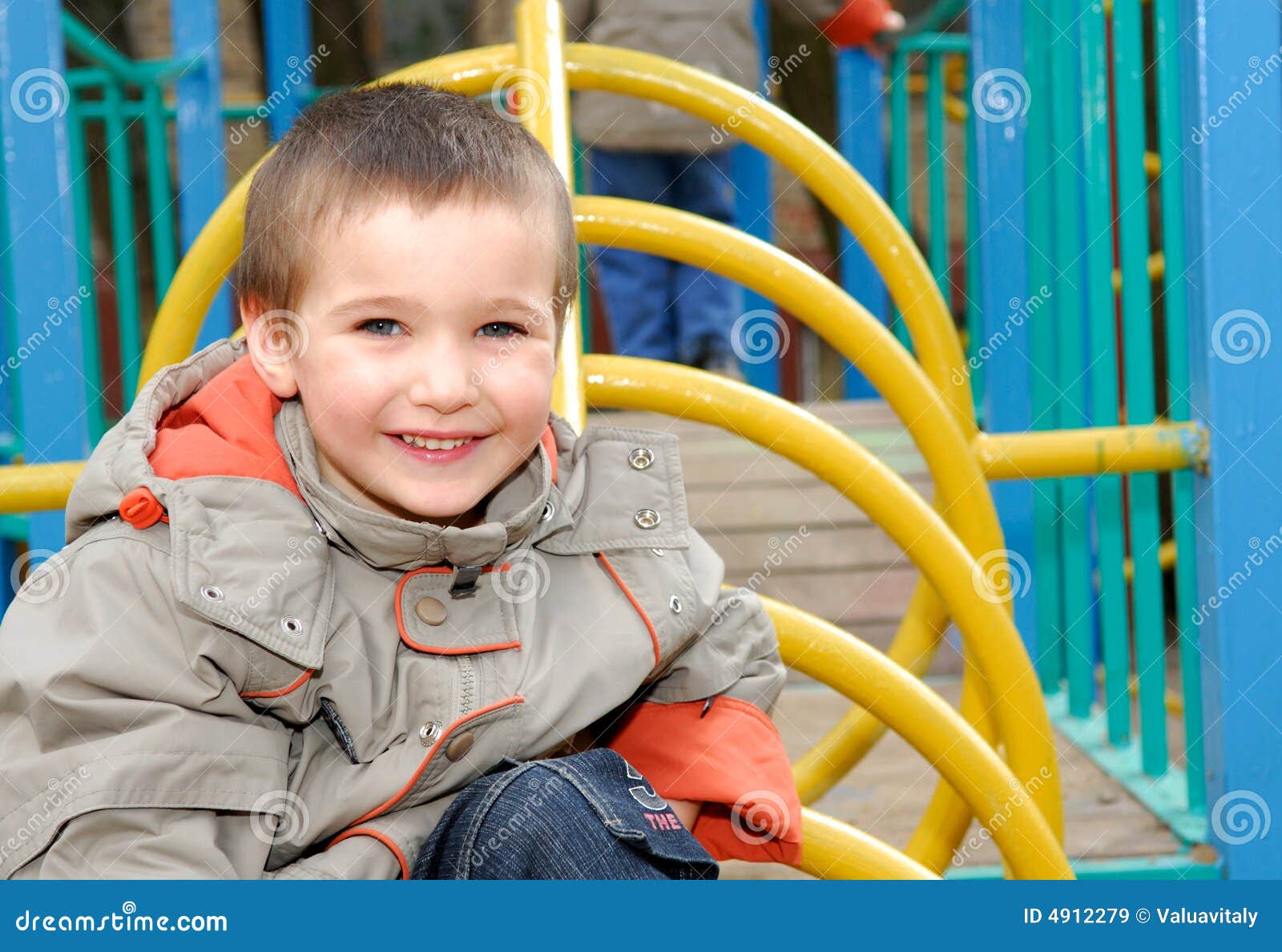 Muchacho lindo feliz imagen de archivo. Imagen de hermoso - 4912279