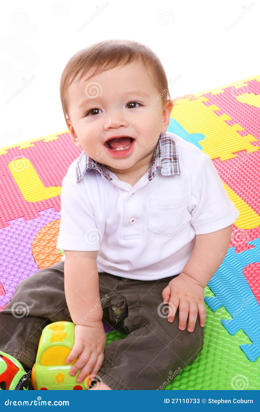 Muchacho Lindo Que Juega Con Los Juguetes Imagen de archivo - Imagen de ...