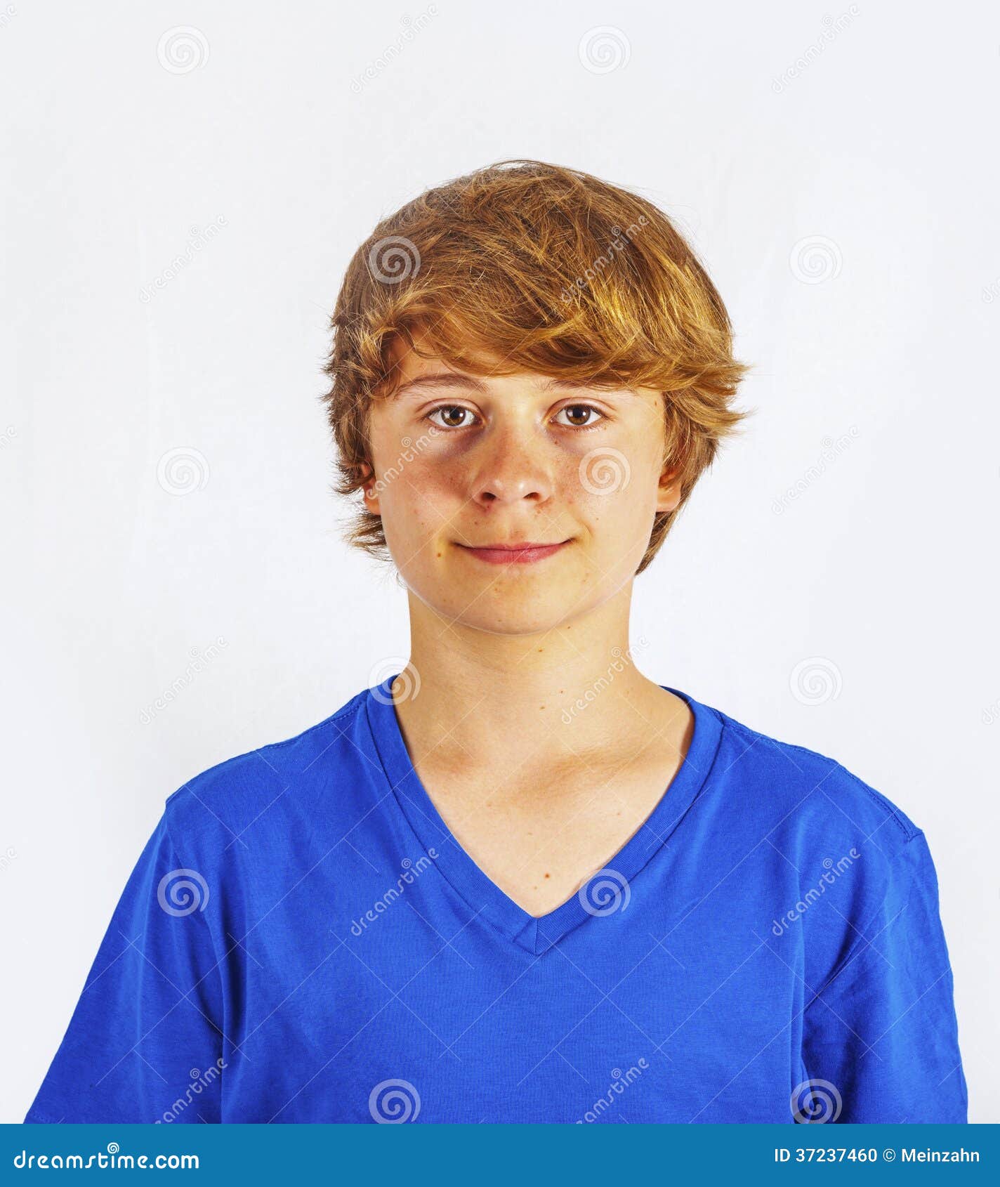 Muchacho Lindo Sonriente Con El Pelo Rubio En El Estudio Foto de ...