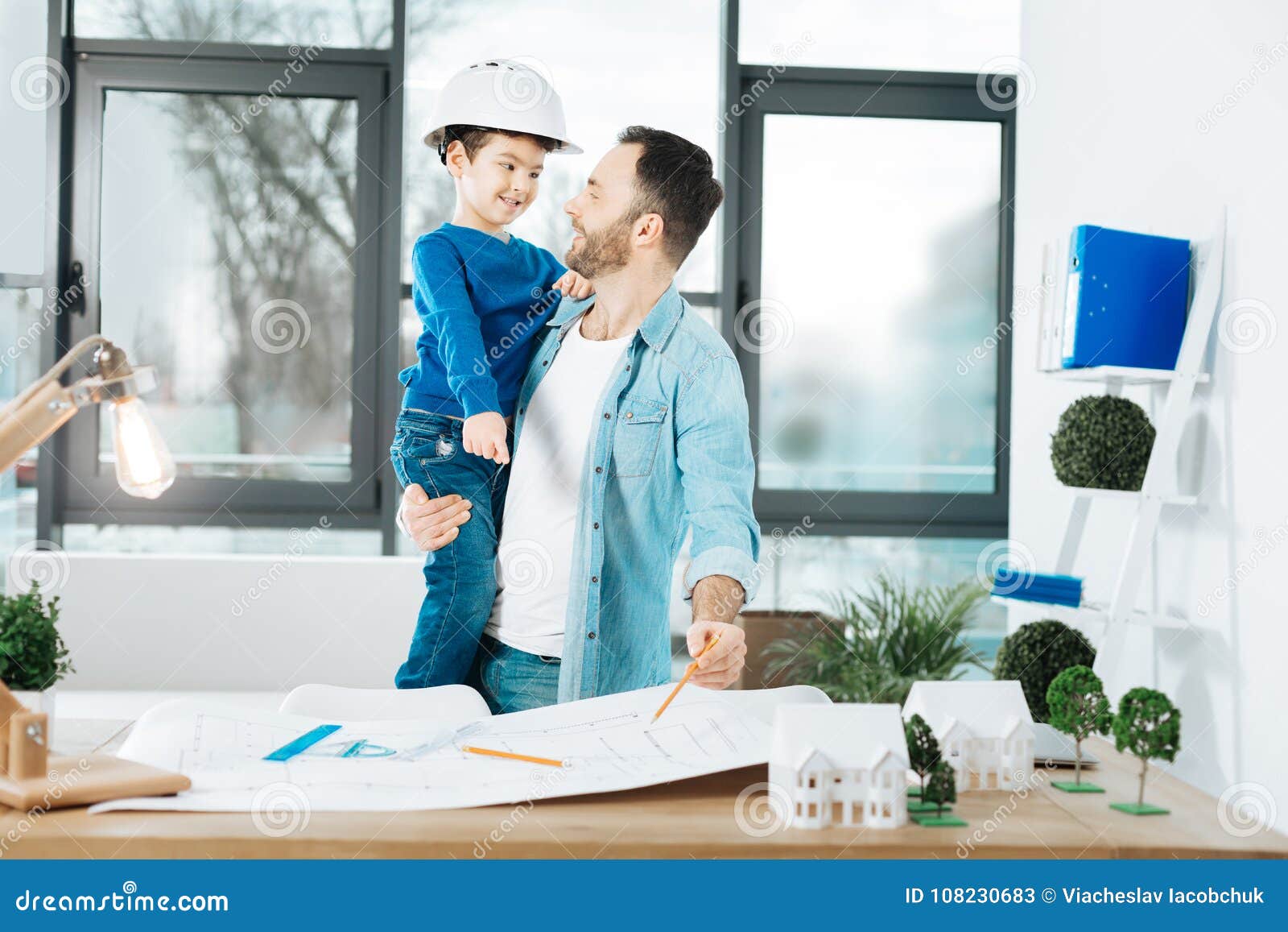 Muchacho Optimista Que Hace Sus Preguntas Del Padre Acerca De Modelo ...