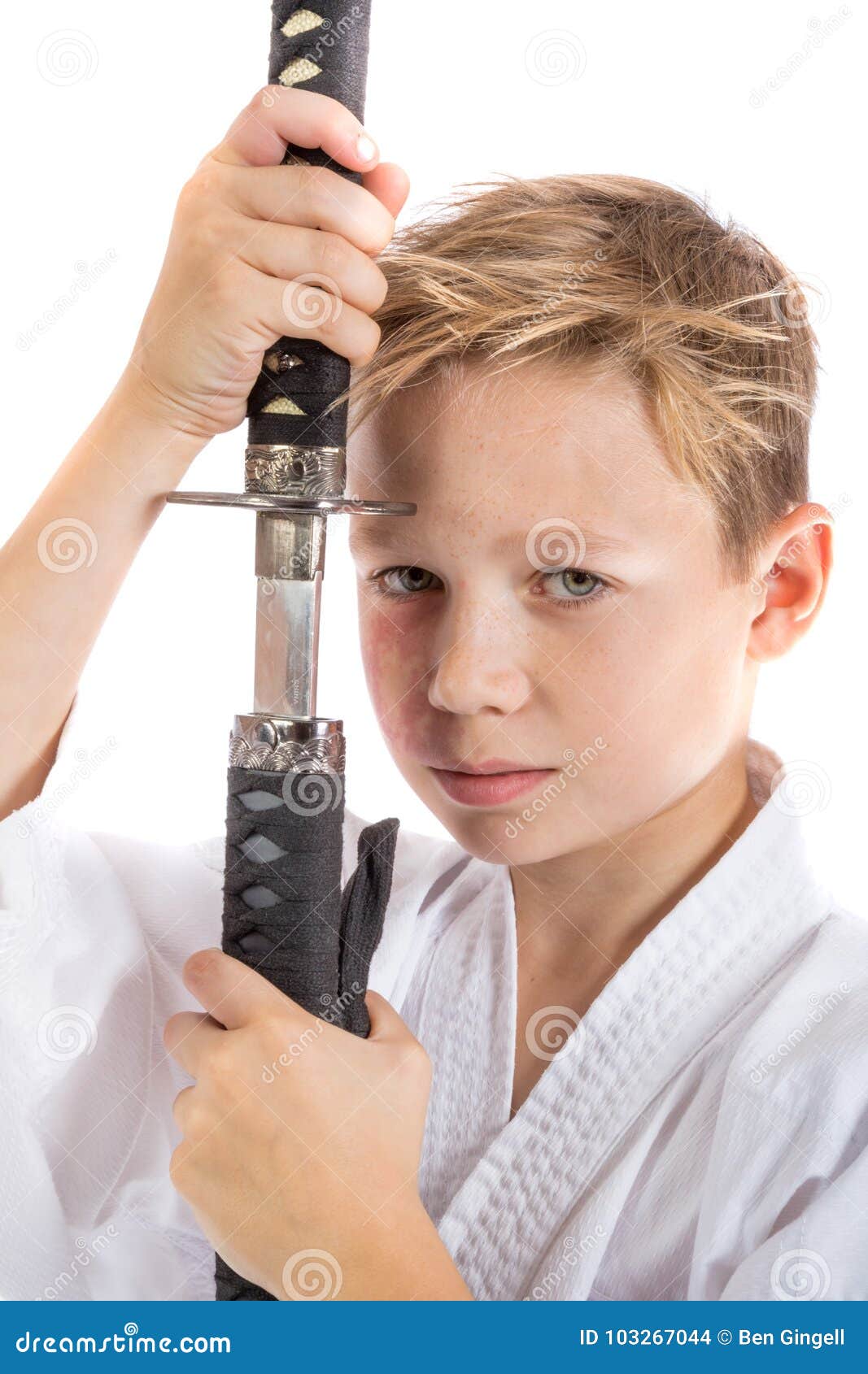 Muchacho Pre-adolescente Con Una Espada Foto de archivo - Imagen de ...