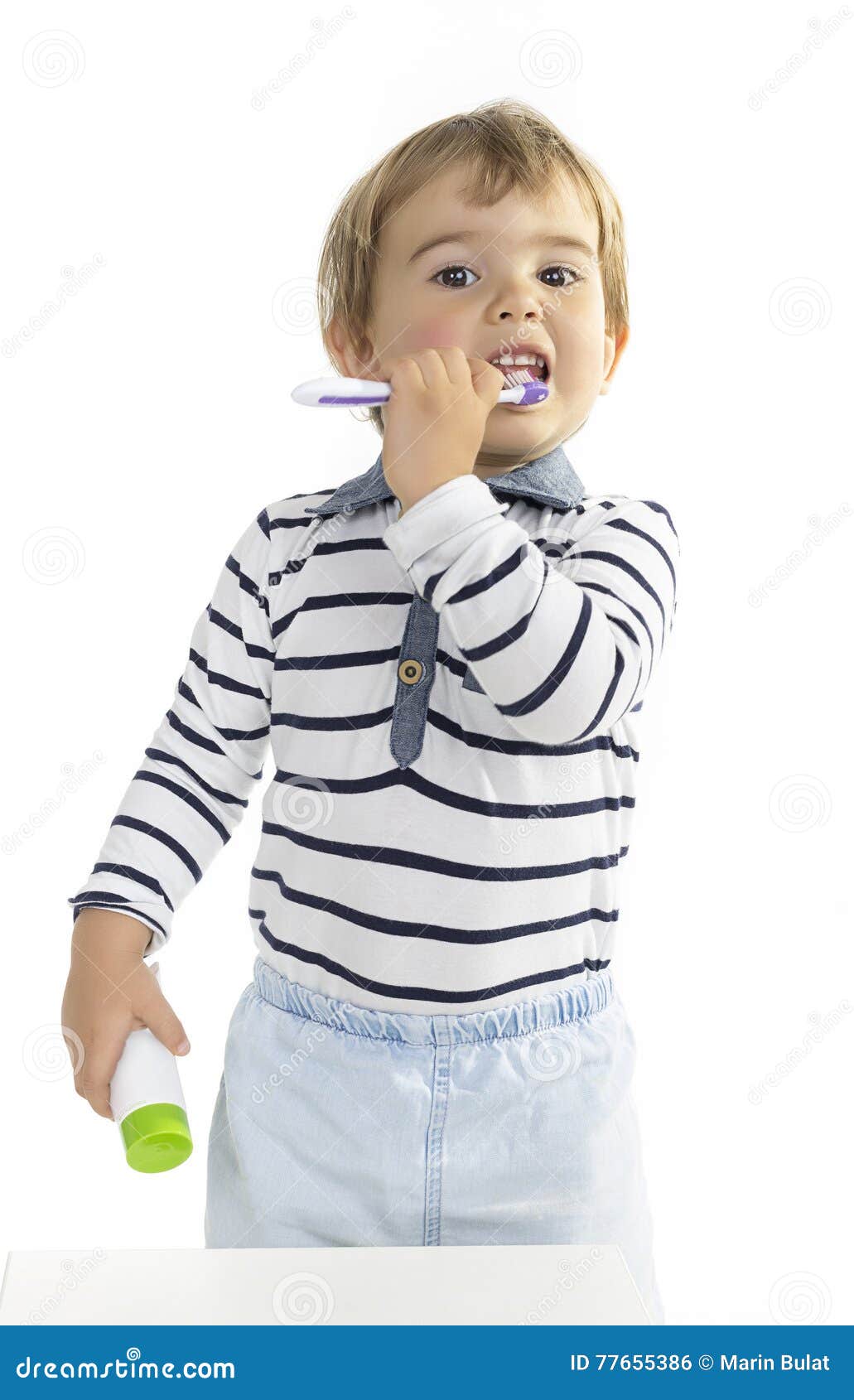 Muchacho Que Aprende Lavar Los Dientes Foto de archivo - Imagen de ...