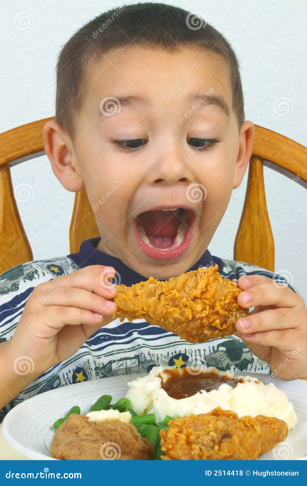 Muchacho Que Come El Pollo Frito Foto de archivo - Imagen de verde ...