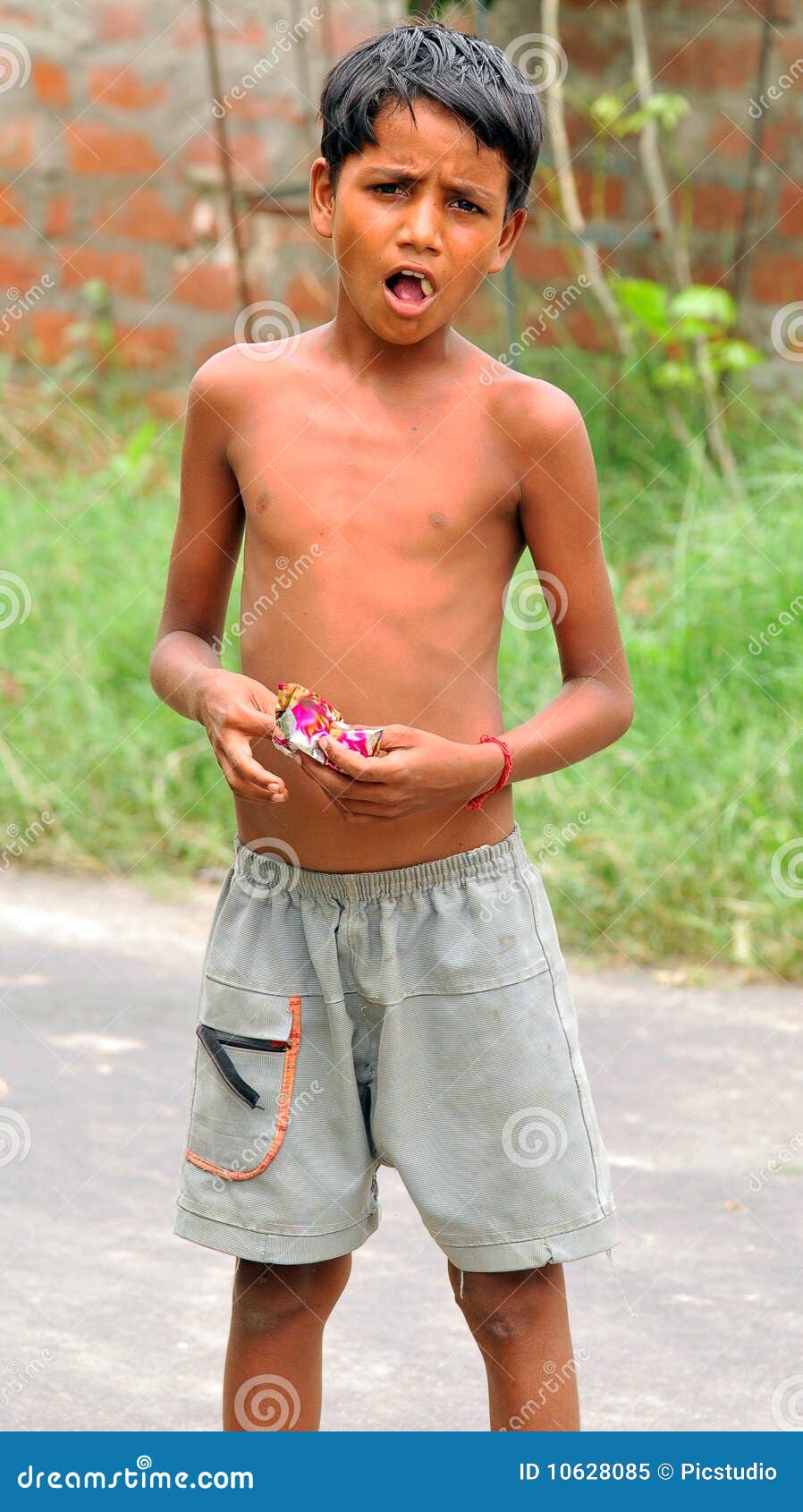 Muchacho Que Come Los Caramelos Imagen de archivo - Imagen de ...