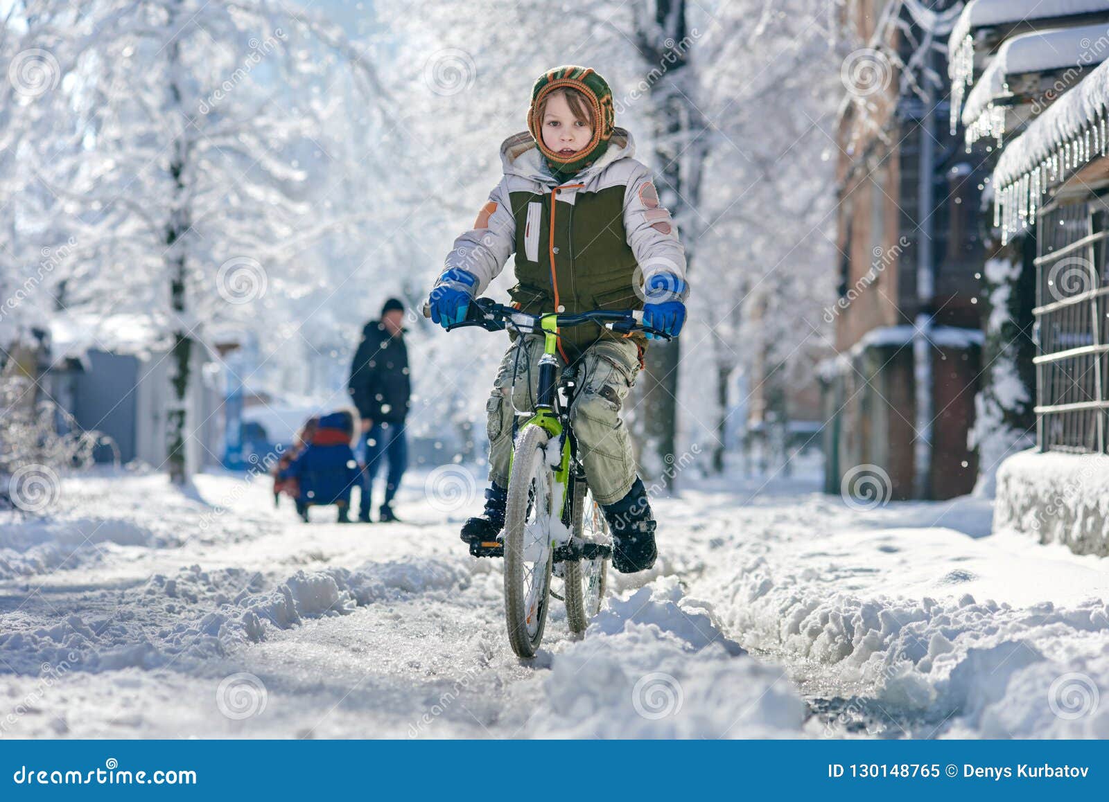 Muchacho Que Disfruta Del Ciclo Imagen de archivo - Imagen de goce ...