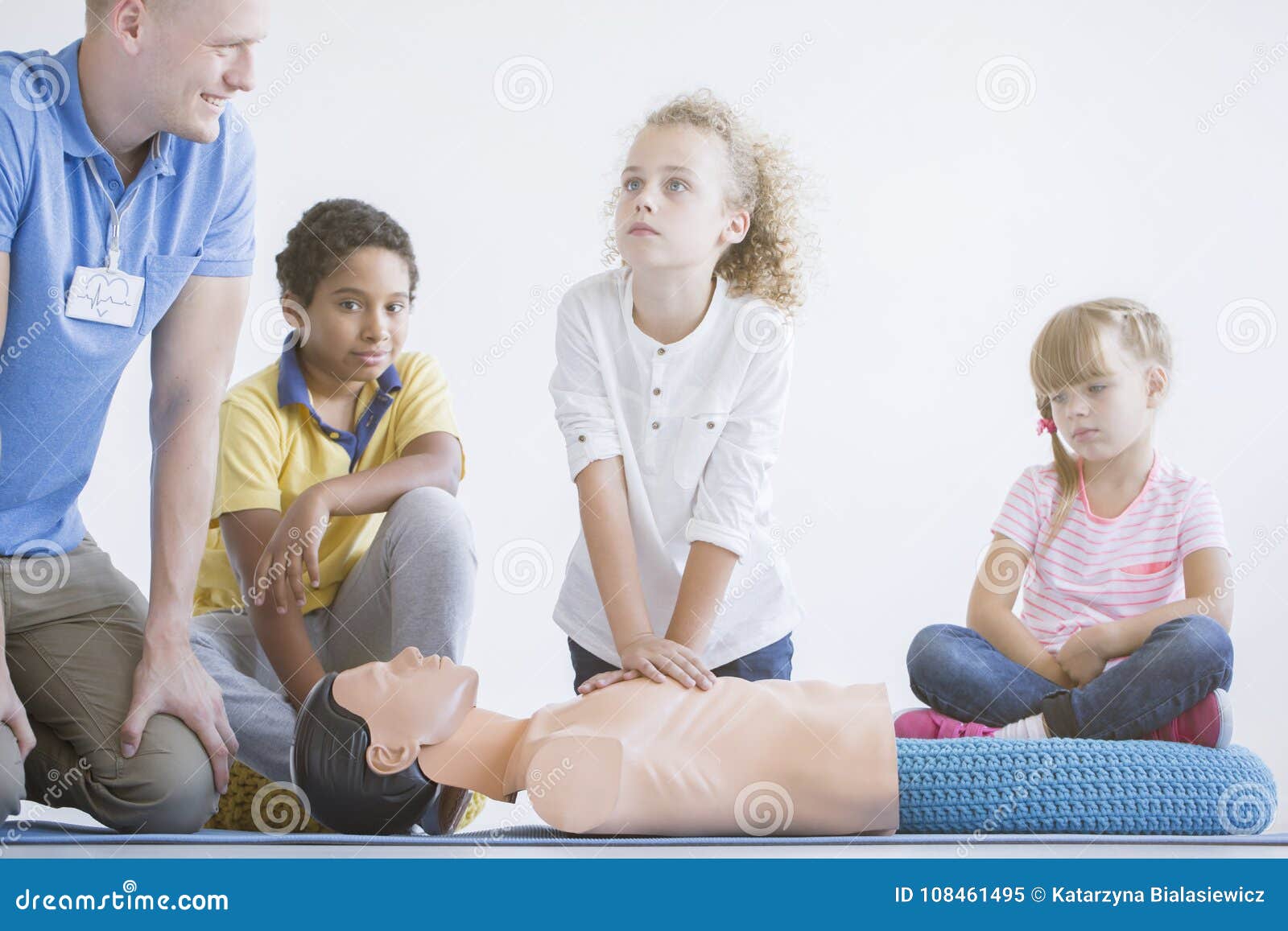 Muchacho Que Hace Compresiones Del Pecho Imagen de archivo - Imagen de ...