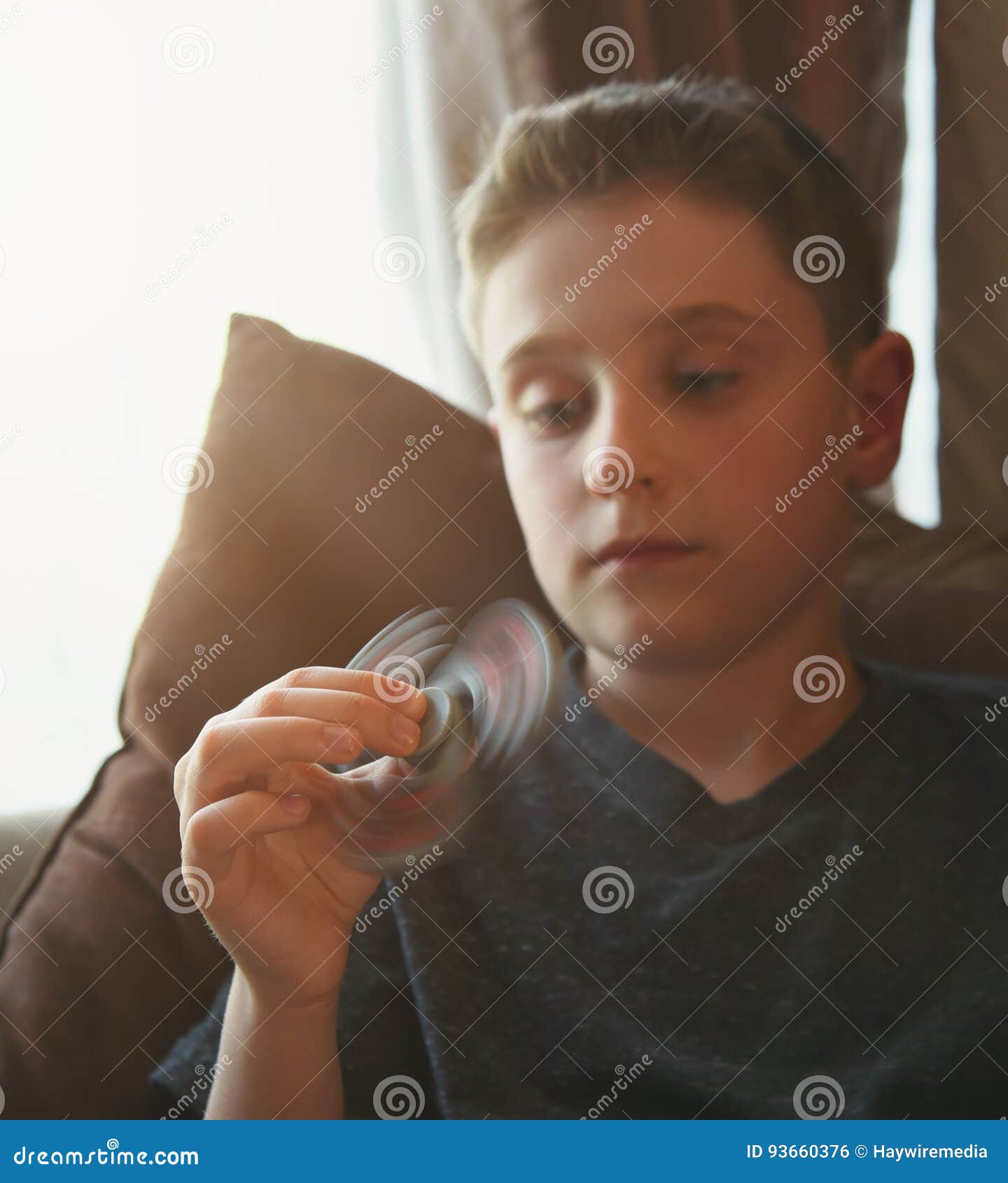 Muchacho Que Juega Con El Hilandero En Casa Foto de archivo - Imagen de ...