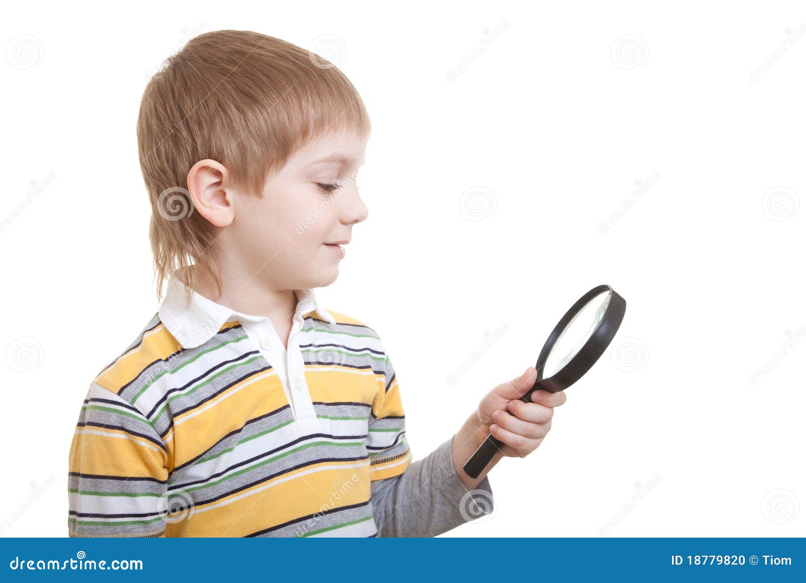 Muchacho Que Mira Con La Lupa Foto de archivo - Imagen de ...