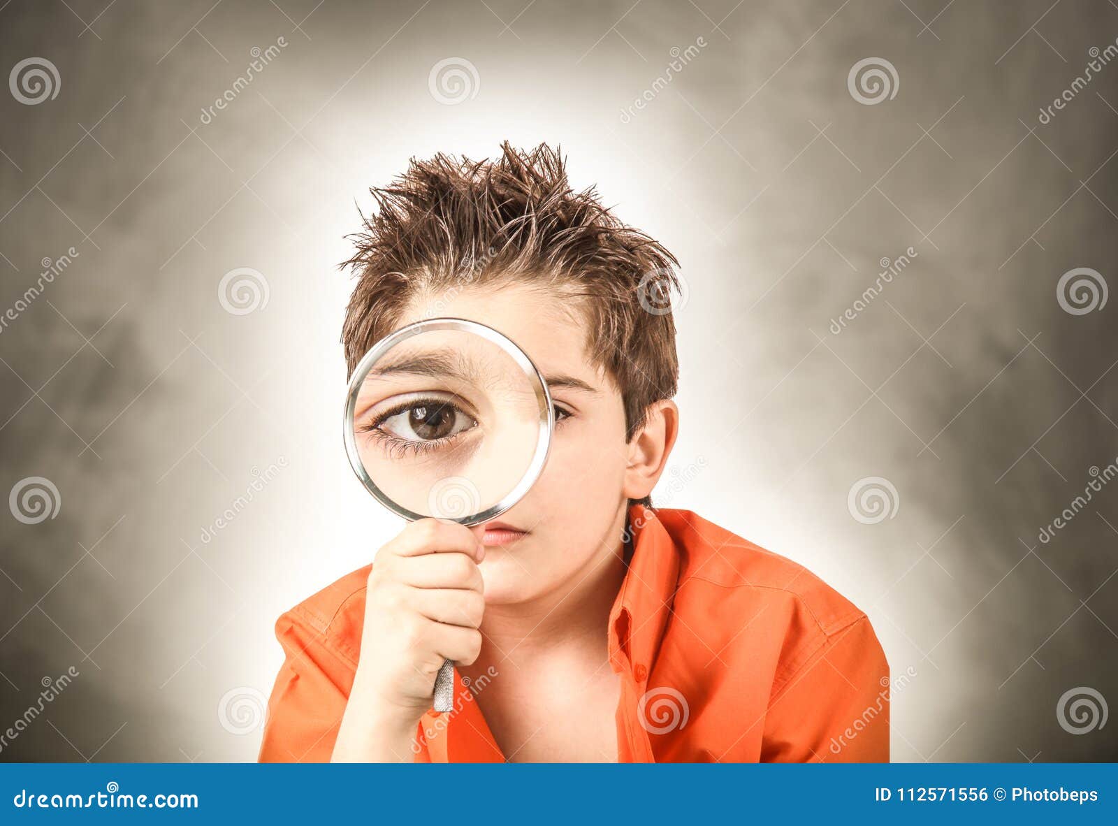 Muchacho Que Mira Con Una Lupa Foto de archivo - Imagen de lente ...