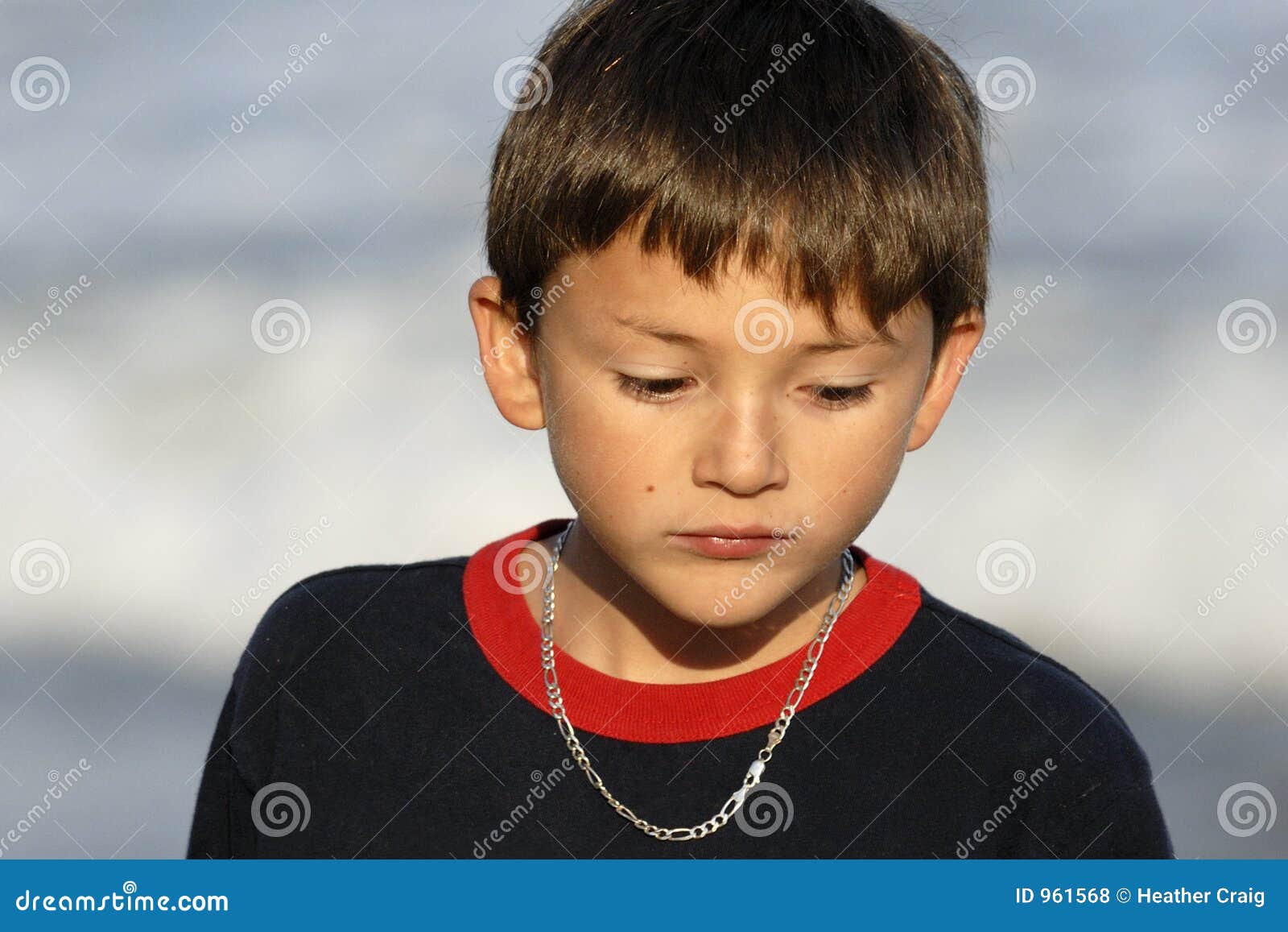 Muchacho que parece triste foto de archivo. Imagen de retrato - 961568