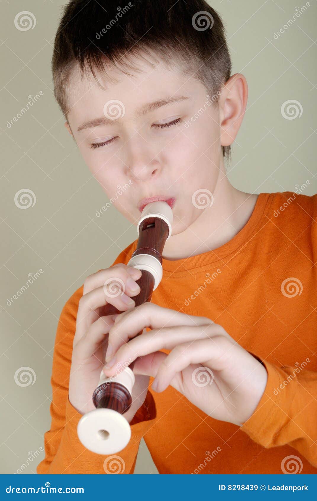 Muchacho Que Toca La Flauta Imagen. Imagen: 8298439