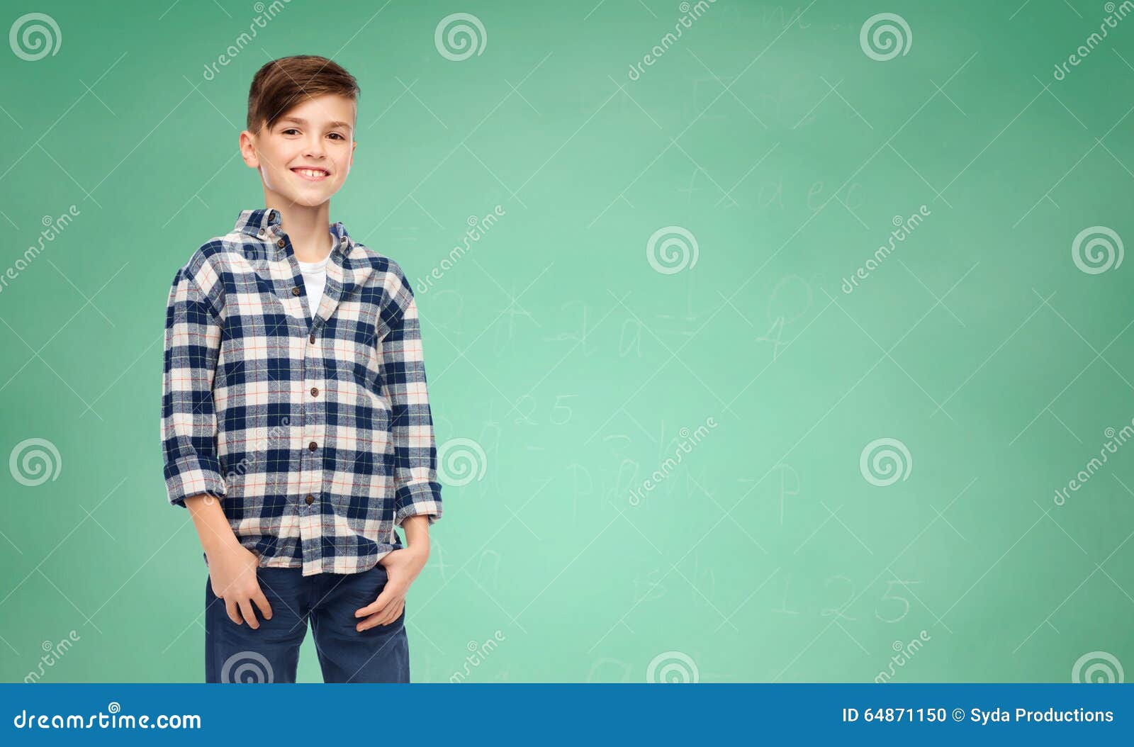 Muchacho Sonriente En Camisa a Cuadros Y Vaqueros Foto de archivo ...