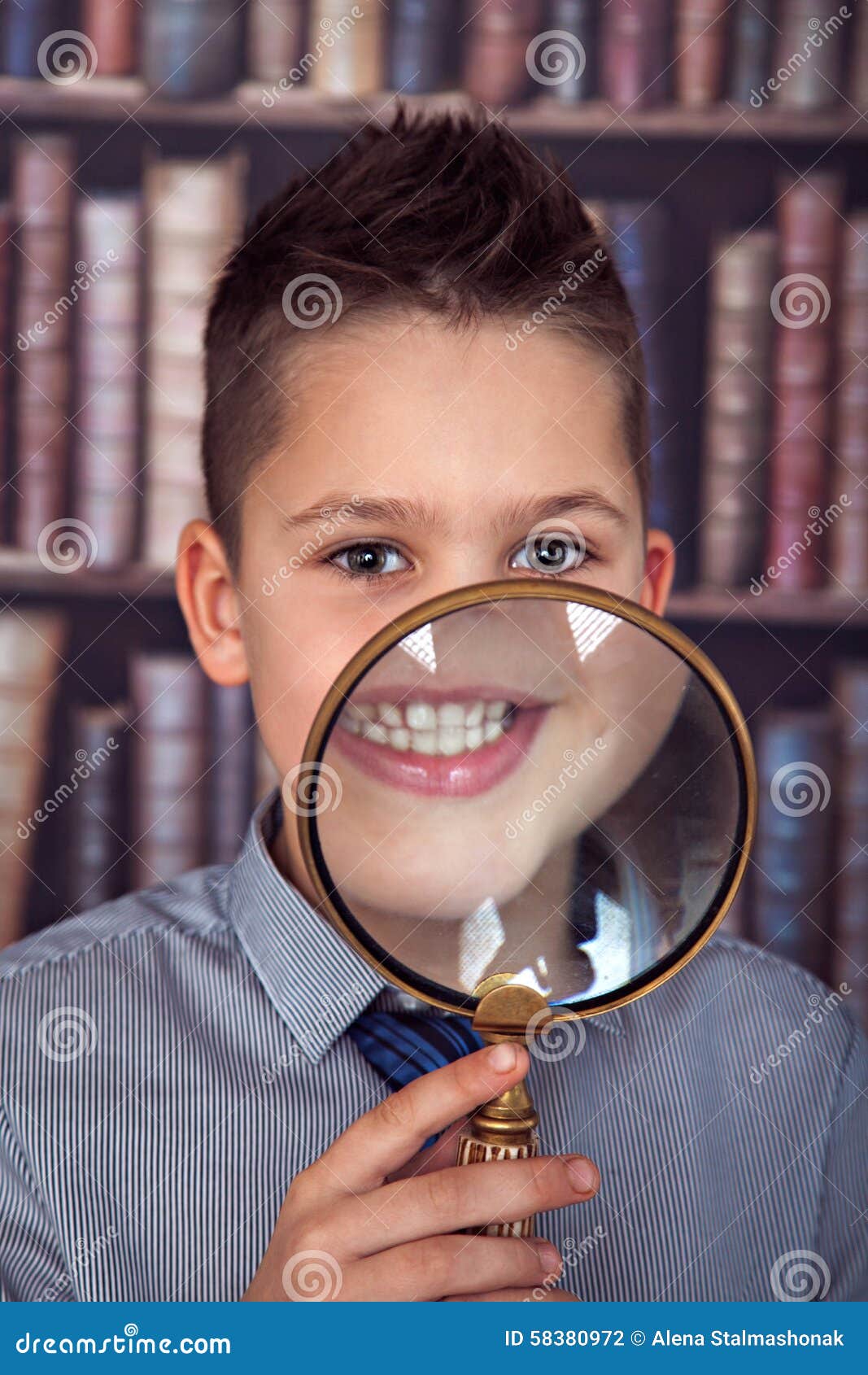 Muchacho Sonriente, Primero-graduador Con Una Lupa Foto de archivo ...