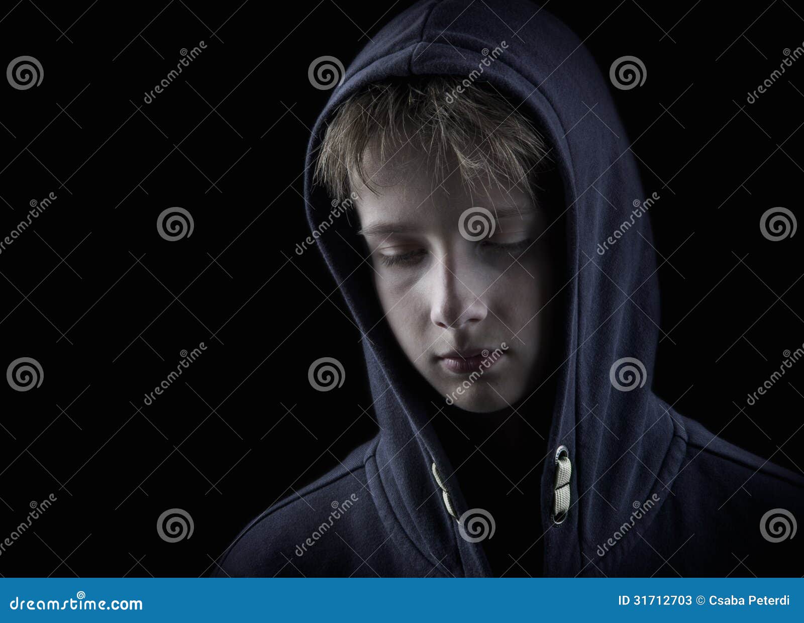 Muchacho triste imagen de archivo. Imagen de chaqueta - 31712703