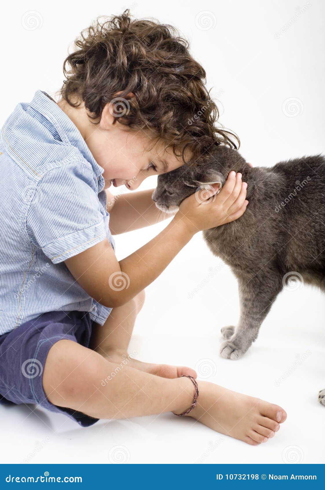 Muchacho y gato foto de archivo. Imagen de mascota, amor - 10732198