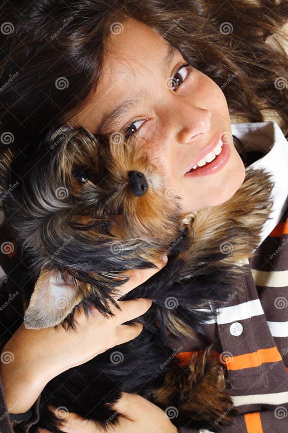 Muchacho y su perro foto de archivo. Imagen de humano - 5381226