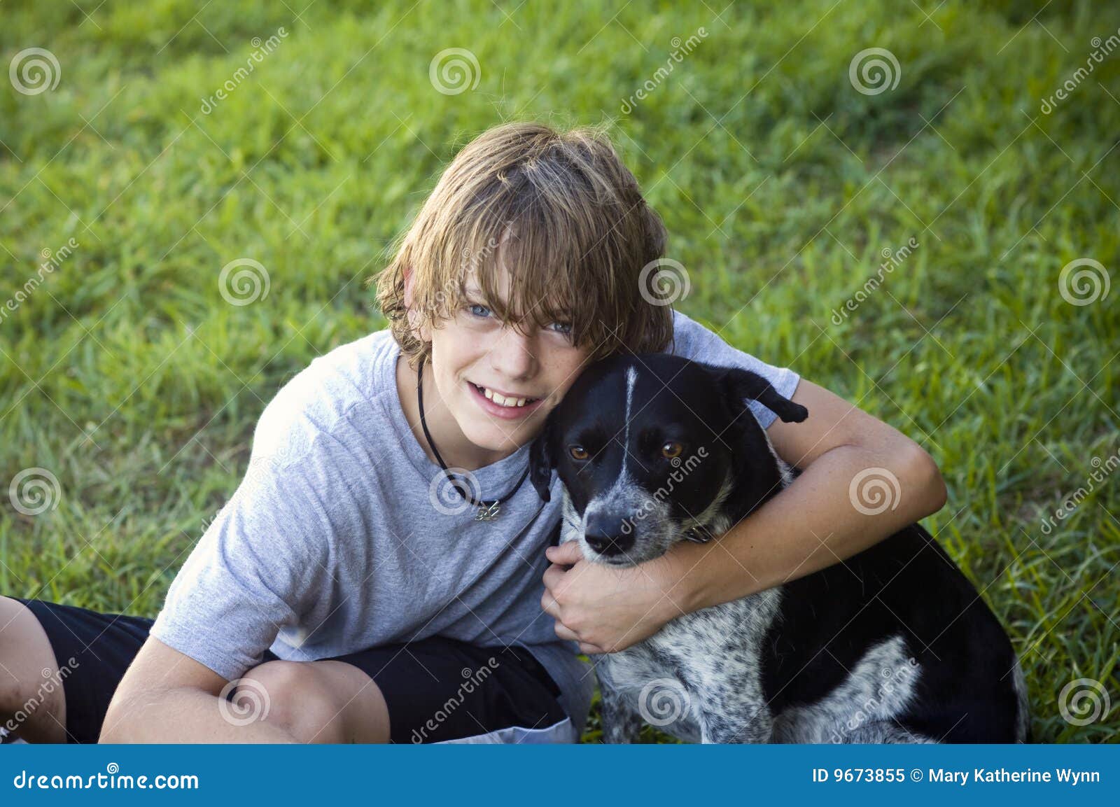 Muchacho y su perro imagen de archivo. Imagen de cabrito - 9673855