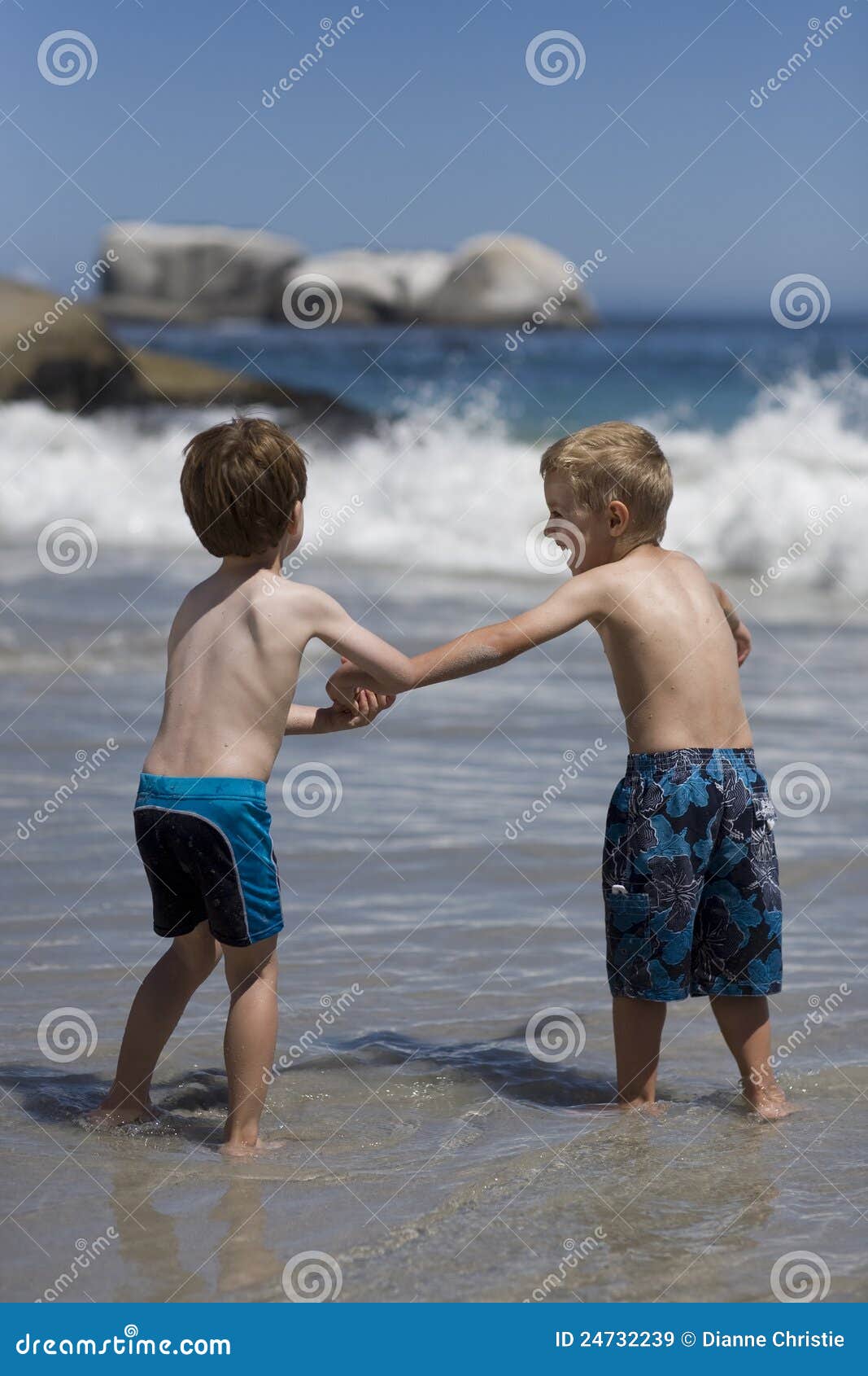 Muchachos Que Juegan En La Playa Imagen De Archivo Imagen De Rocas
