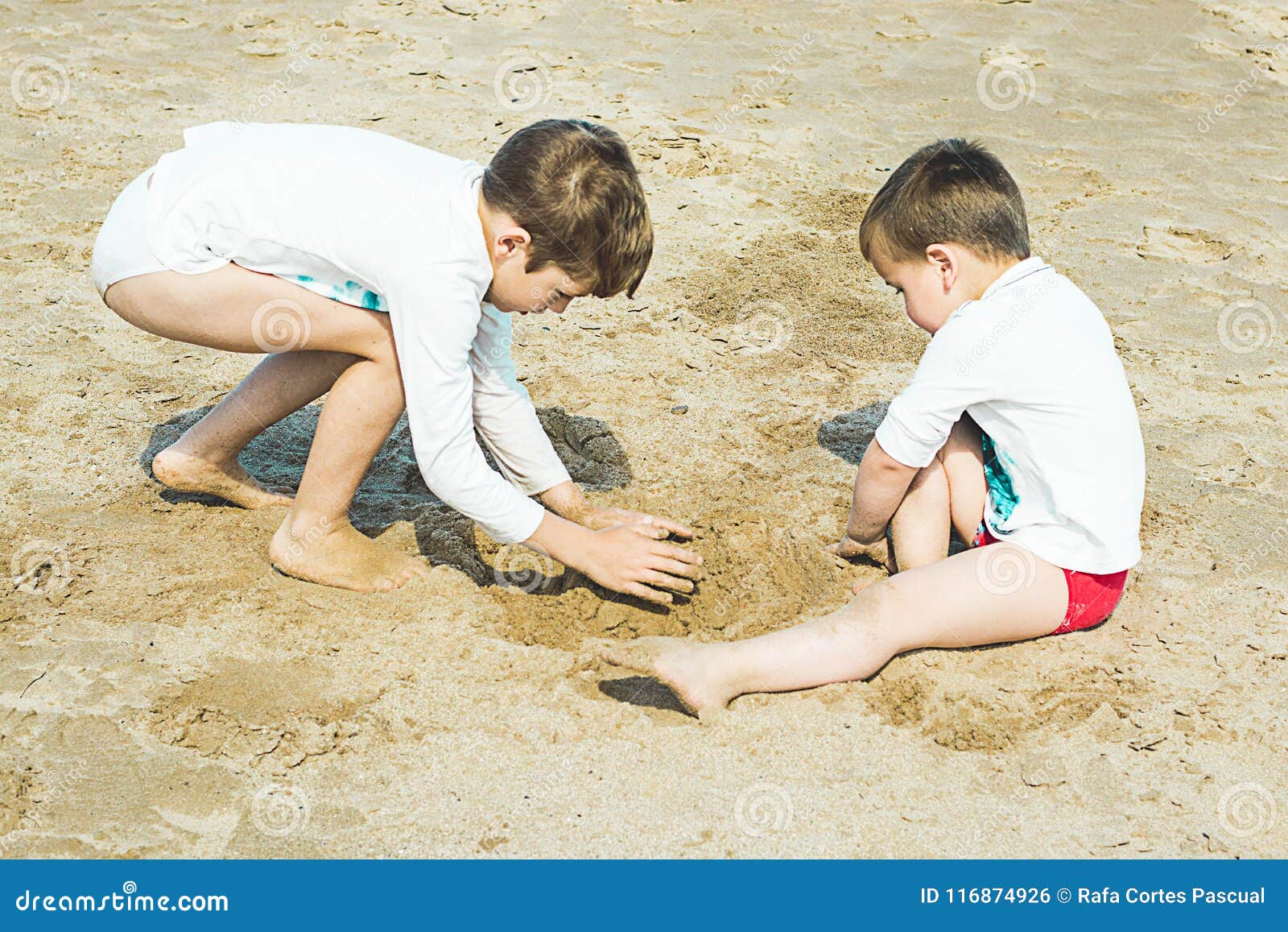 Muchachos Que Juegan En La Playa Niños Que Juegan En La Playa Foto De