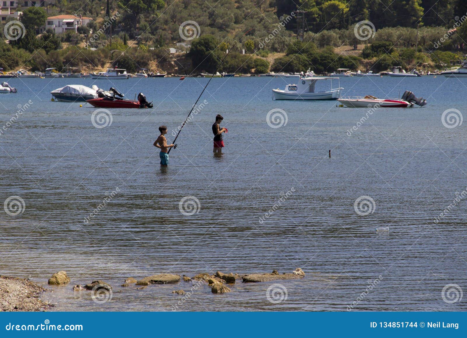 Muchachos Que Pescan En El Puerto Viejo De Skiathos Ciudad De Skiathos Grecia El 18 De Agosto