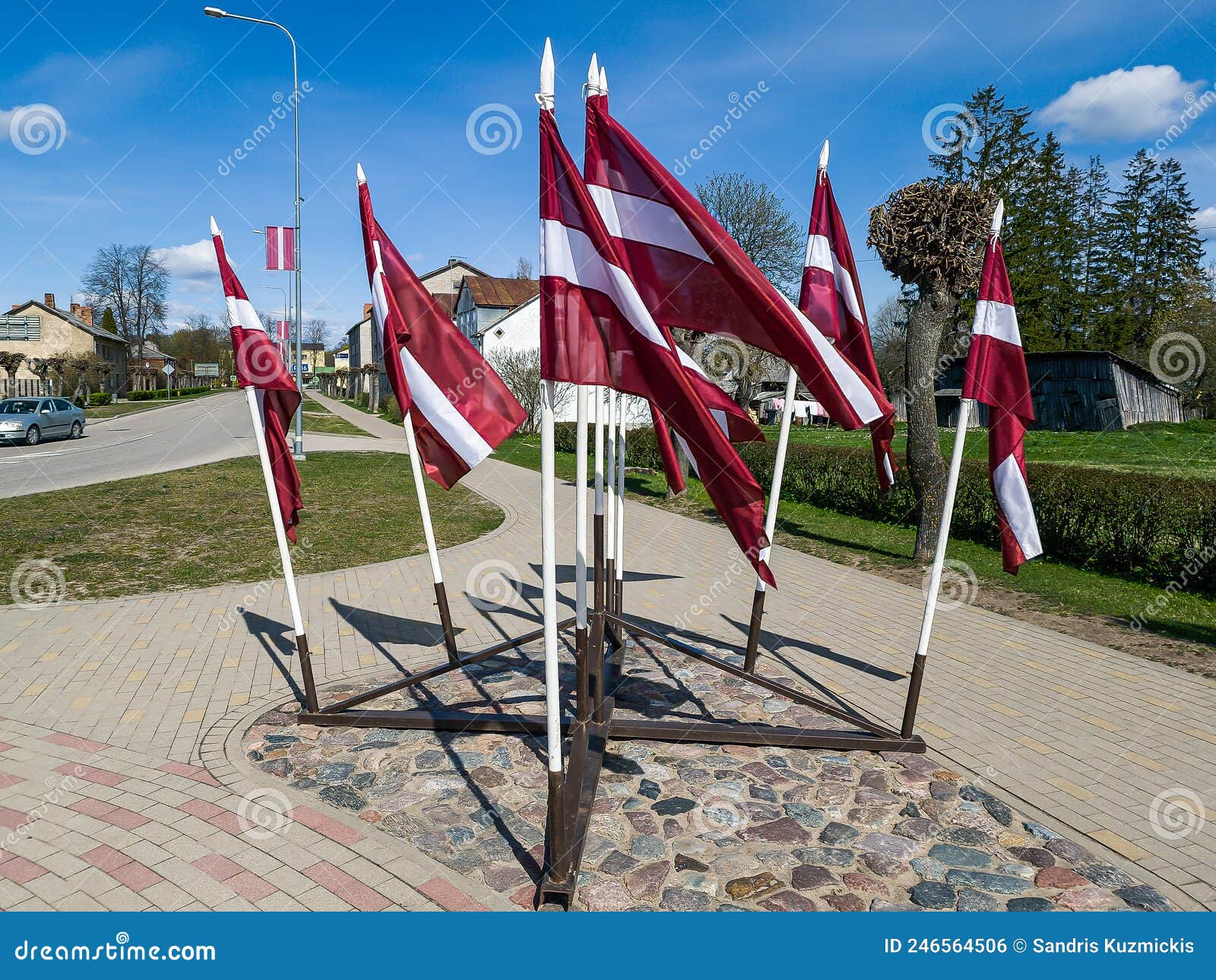 Muchas Banderas Rojas Y Blancas Letonas Foto de archivo - Imagen de ...