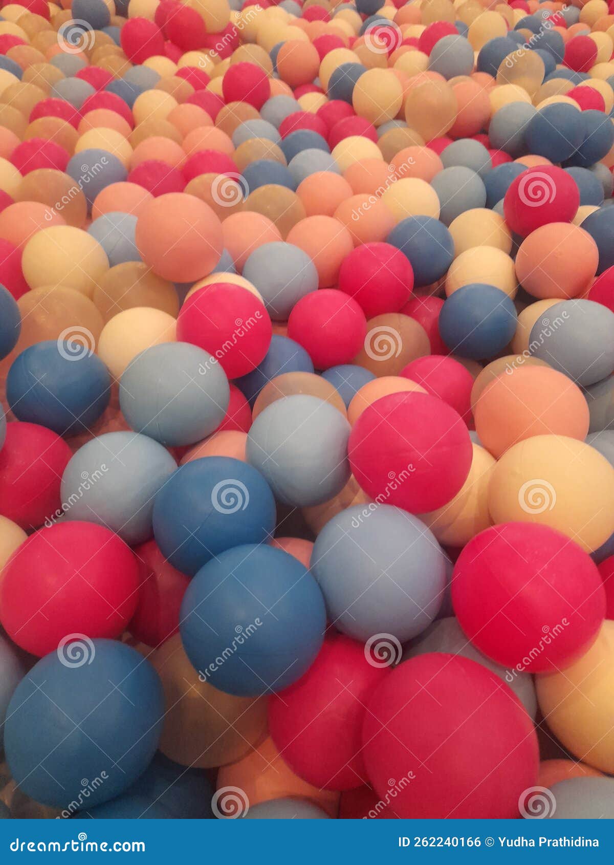 Muchas bolas de color foto de archivo. Imagen de rueda - 262240166