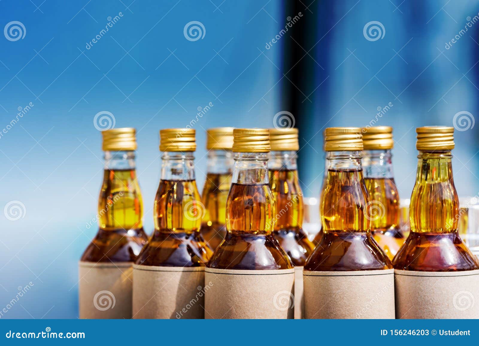 Muchas botellas de alcohol imagen de archivo. Imagen de botellas ...