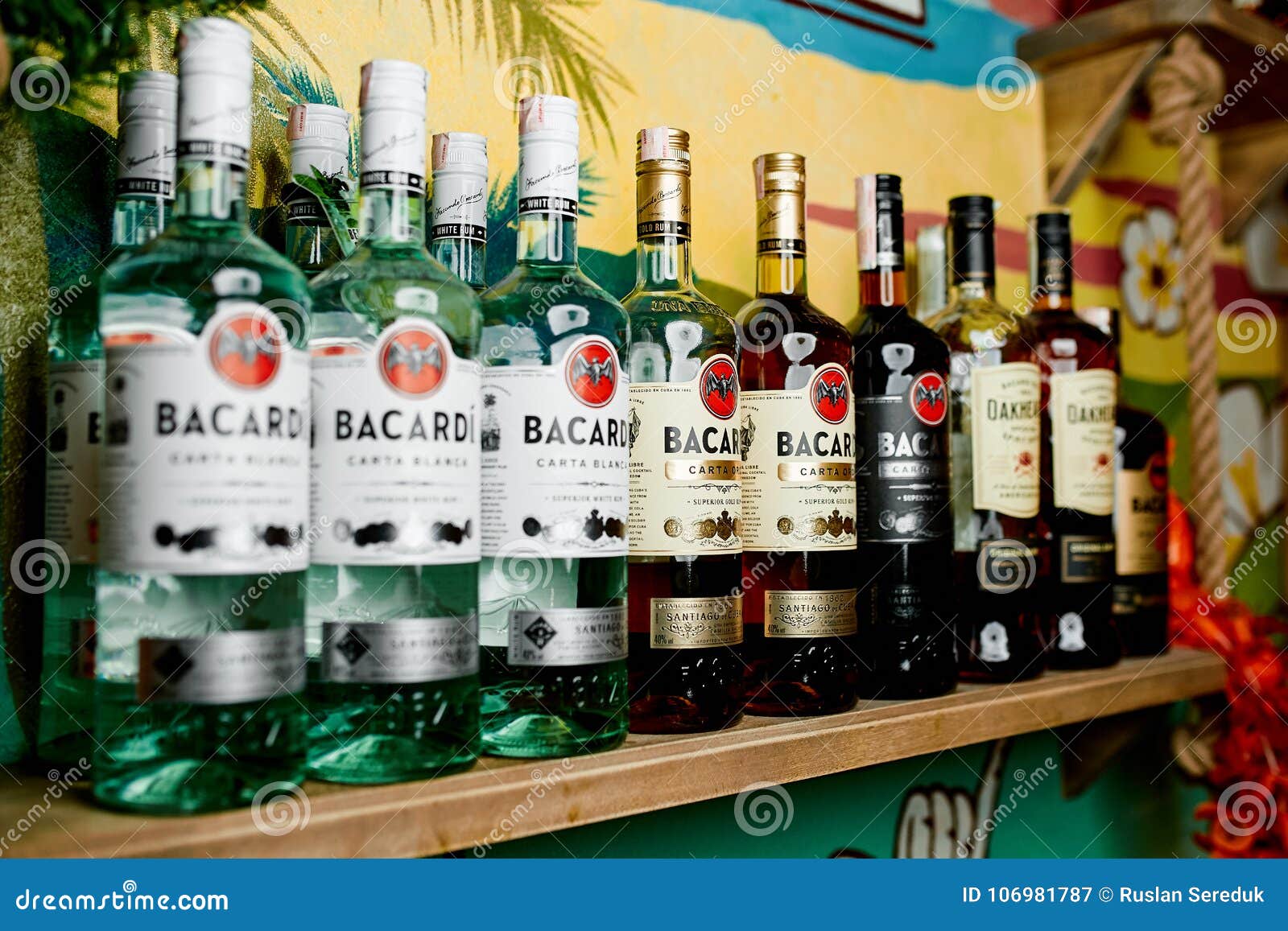 Muchas Botellas De ` De BACARDI Del ` Del Ron Fotografía editorial ...