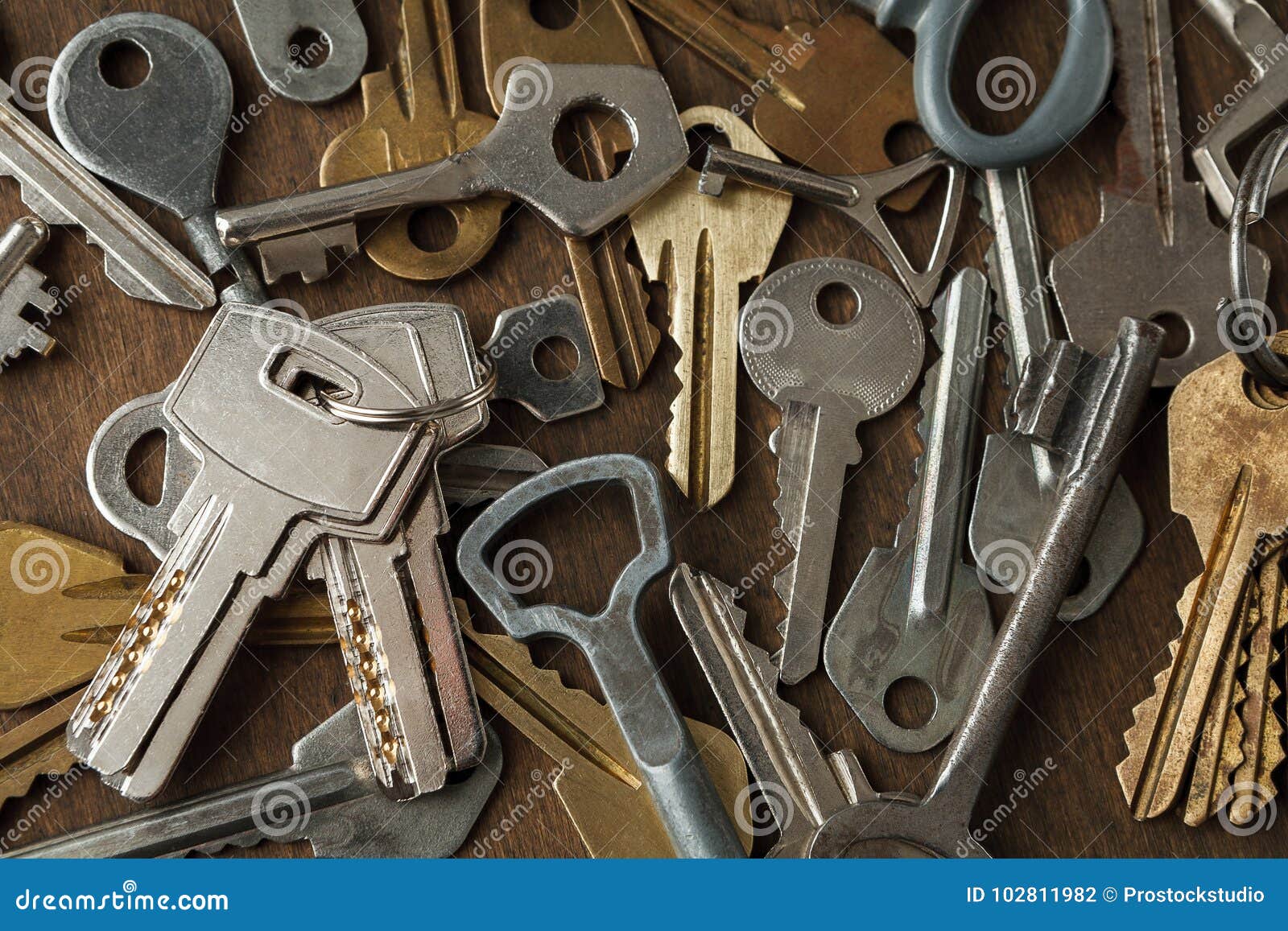 Muchas Diversas Llaves En La Madera Foto de archivo - Imagen de clave ...