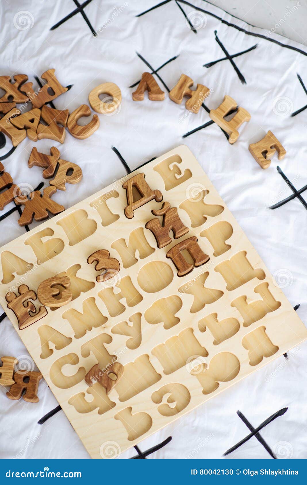Muchas Letras De Madera En Fondo Foto de archivo - Imagen de bloque ...