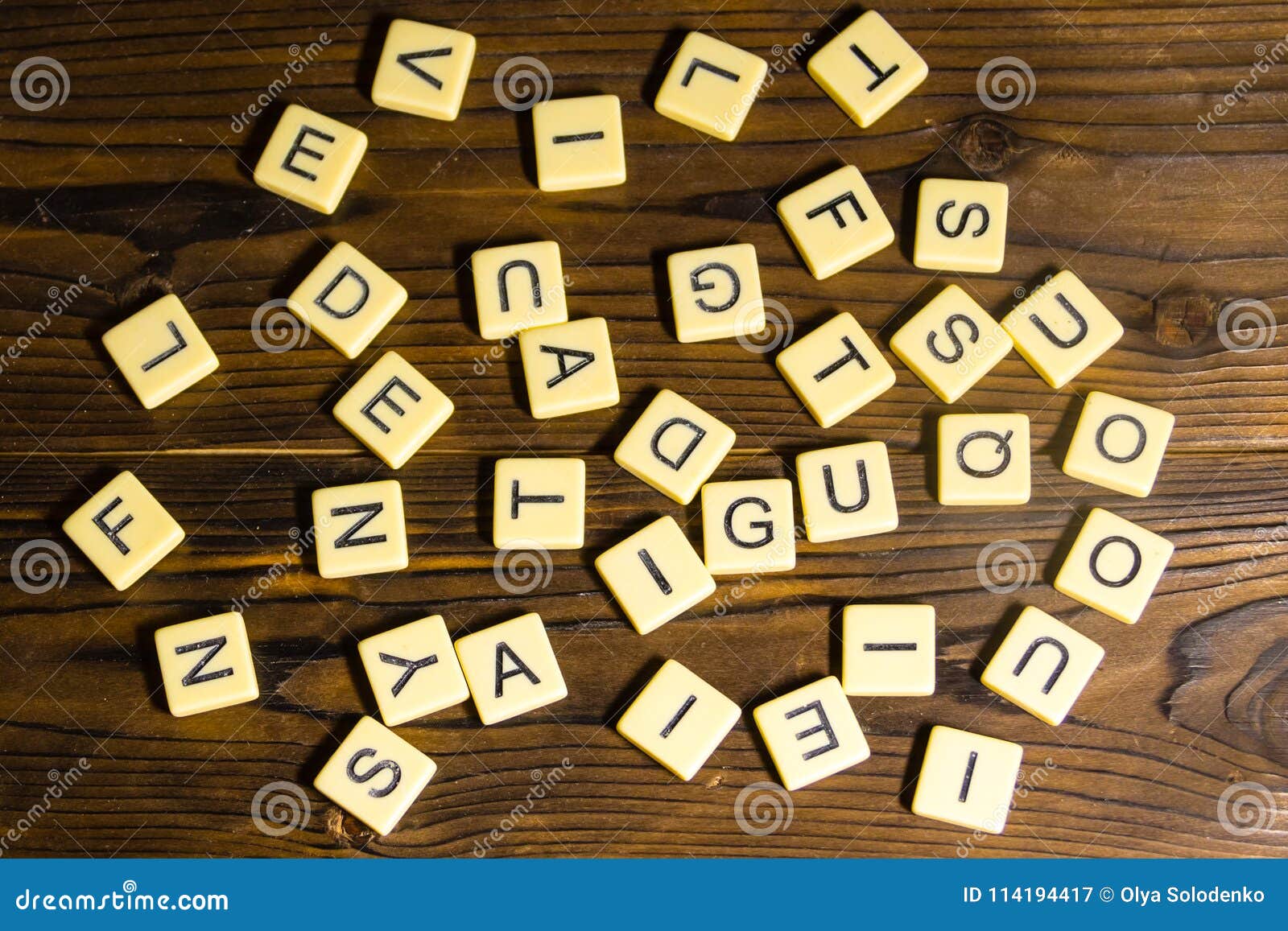 Muchas Letras En Fondo De Madera Imagen de archivo - Imagen de aprenda ...