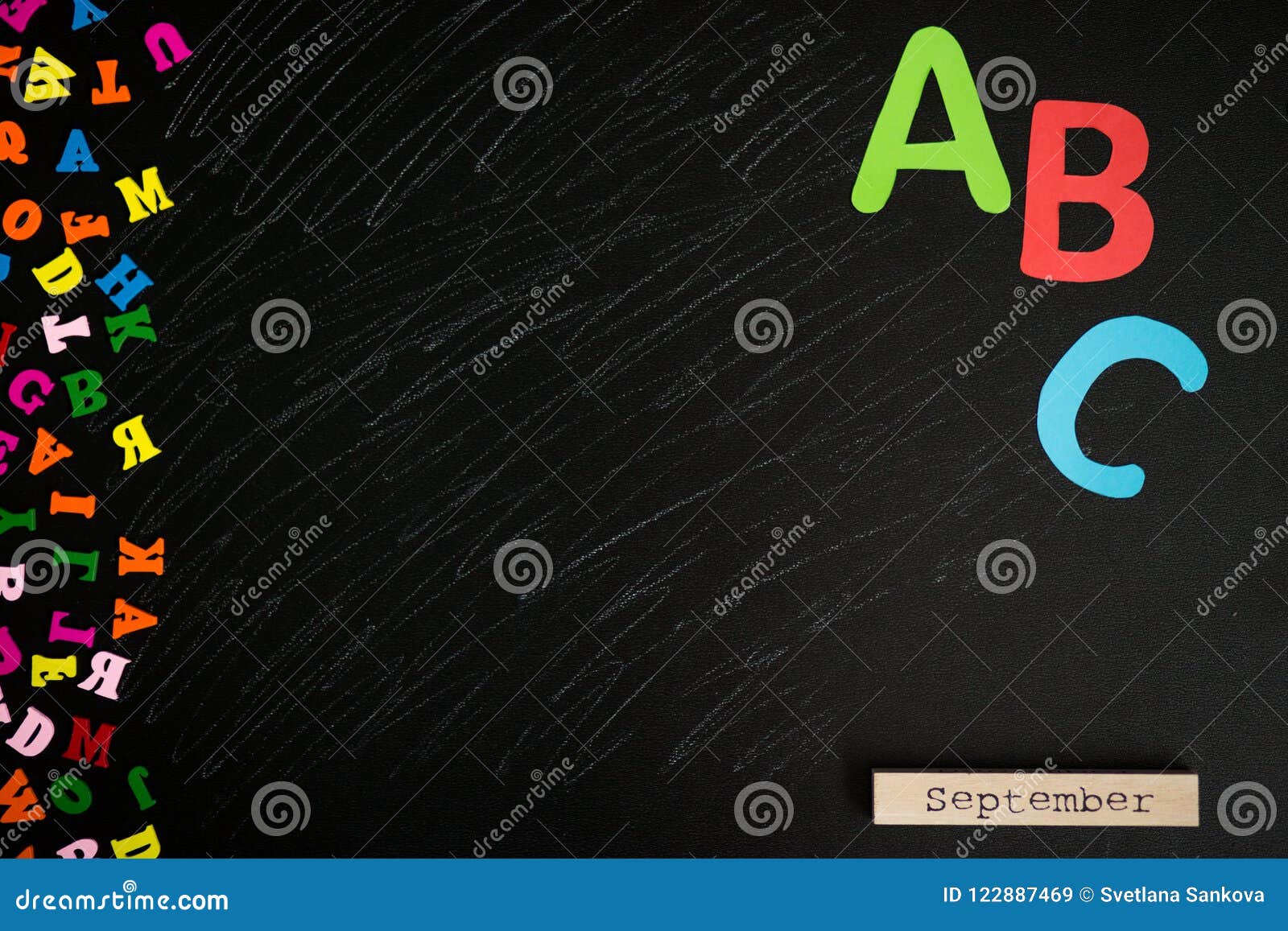 Muchas Letras Multicoloras Aisladas En La Pizarra Imagen de archivo ...