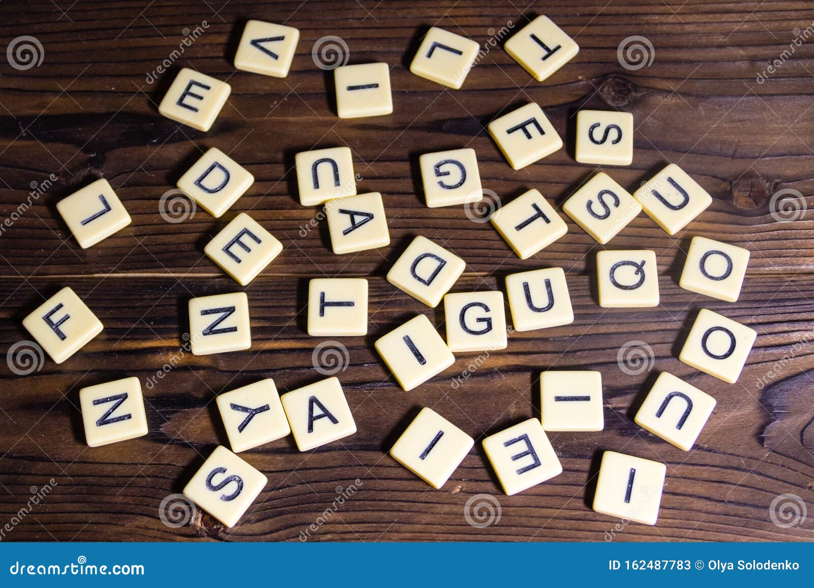 Muchas Letras Sobre Fondo De Madera Imagen de archivo - Imagen de ...