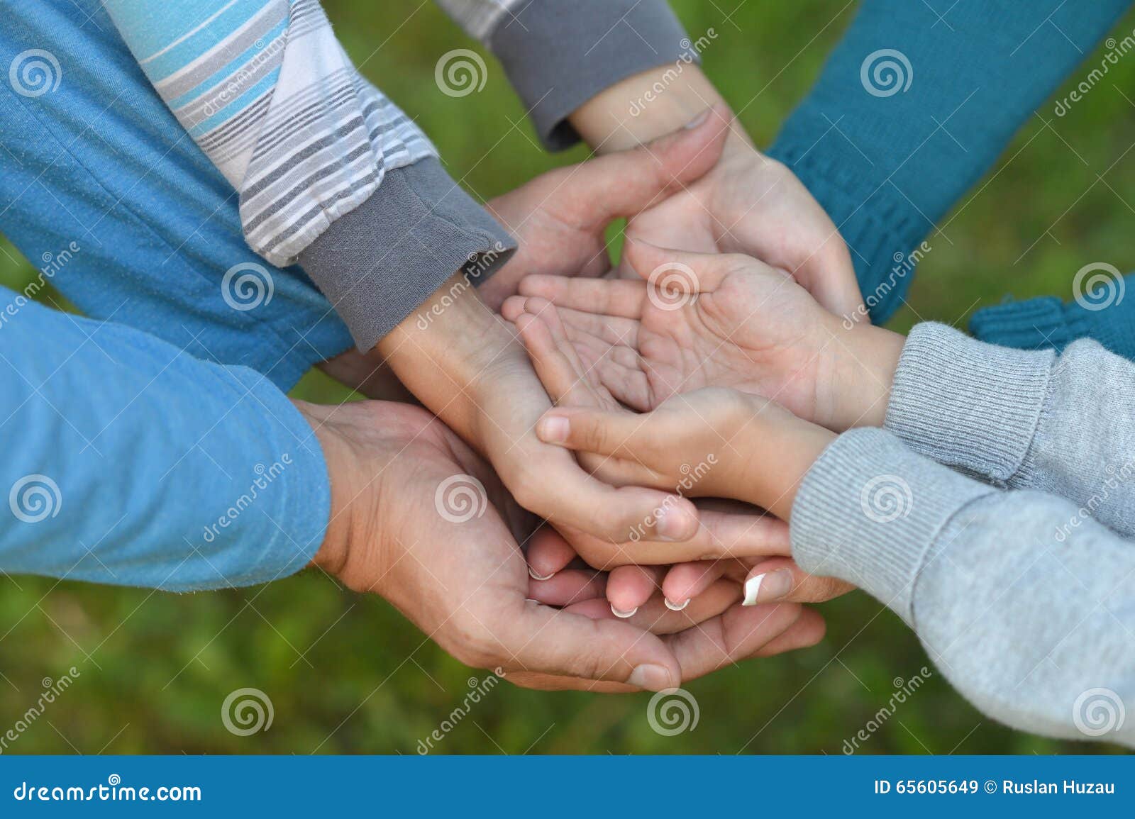 Muchas manos unidas imagen de archivo. Imagen de amigos - 65605649
