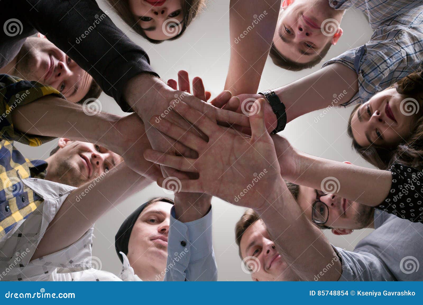 Muchas Manos Unidas De La Gente Joven Foto de archivo - Imagen de ...